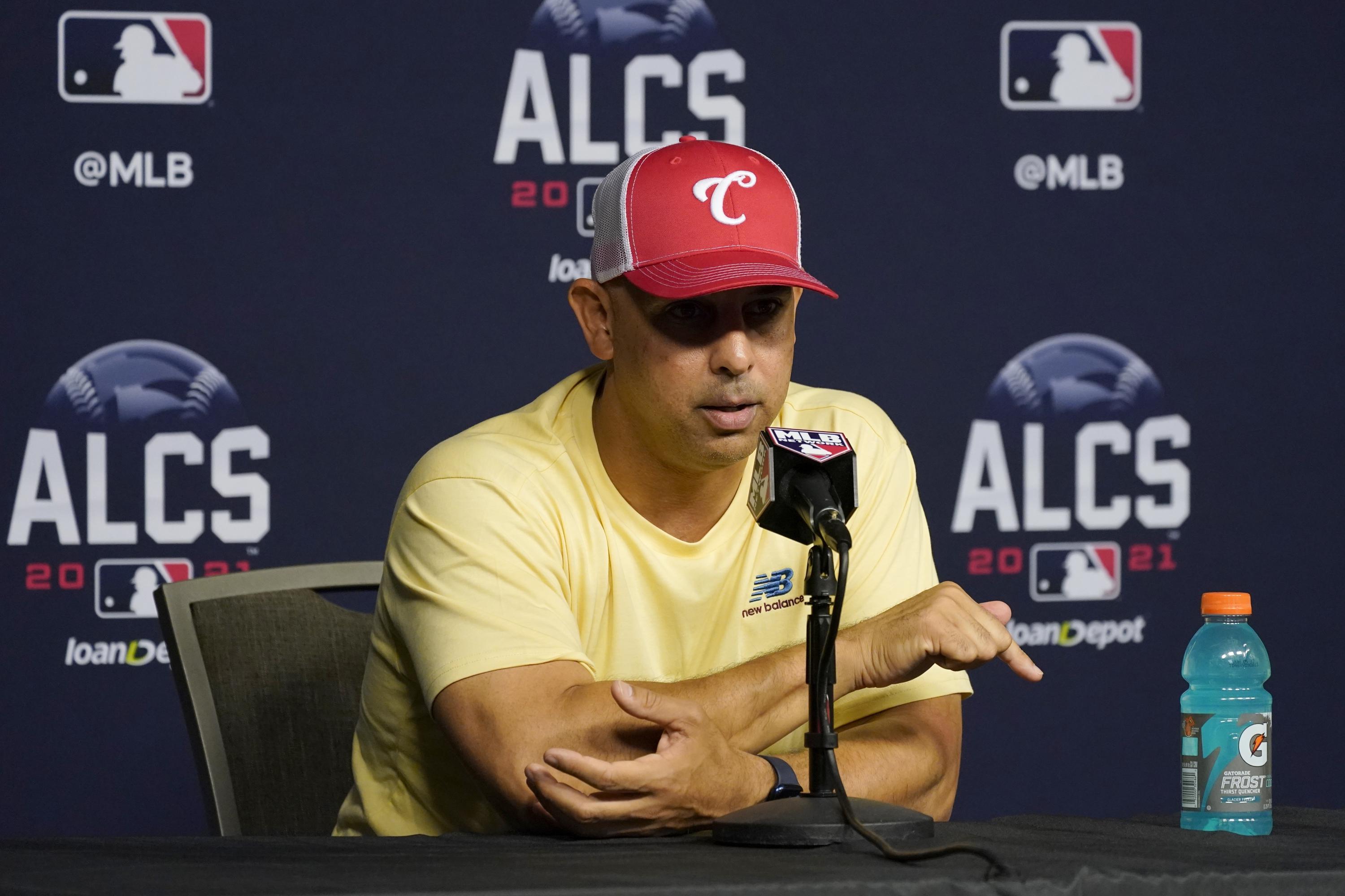 Cora enfrenta a su equipo anterior en Serie de Campeonato | AP News