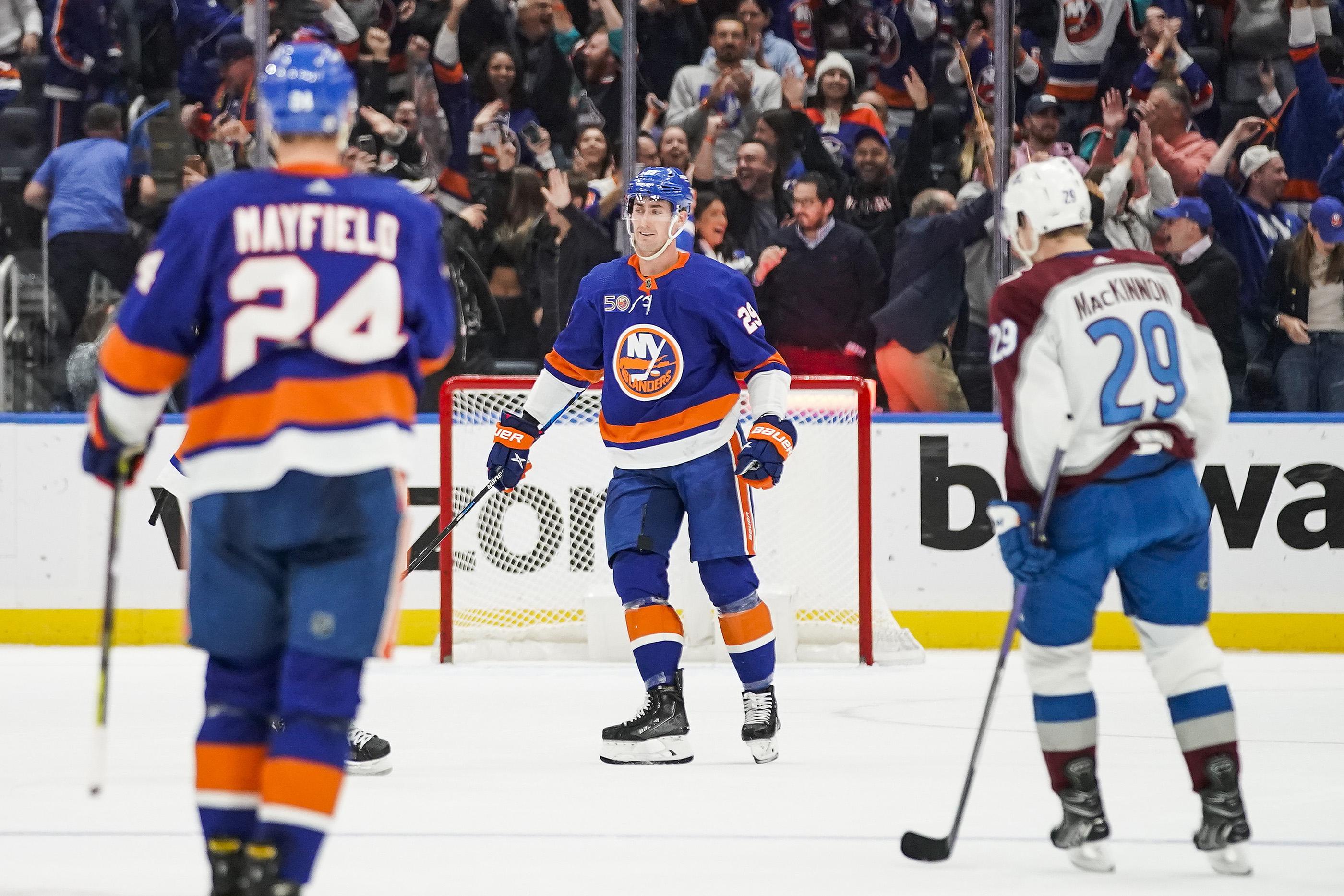 Islanders score 4 in third, rally to beat Avalanche 5-4 | AP News