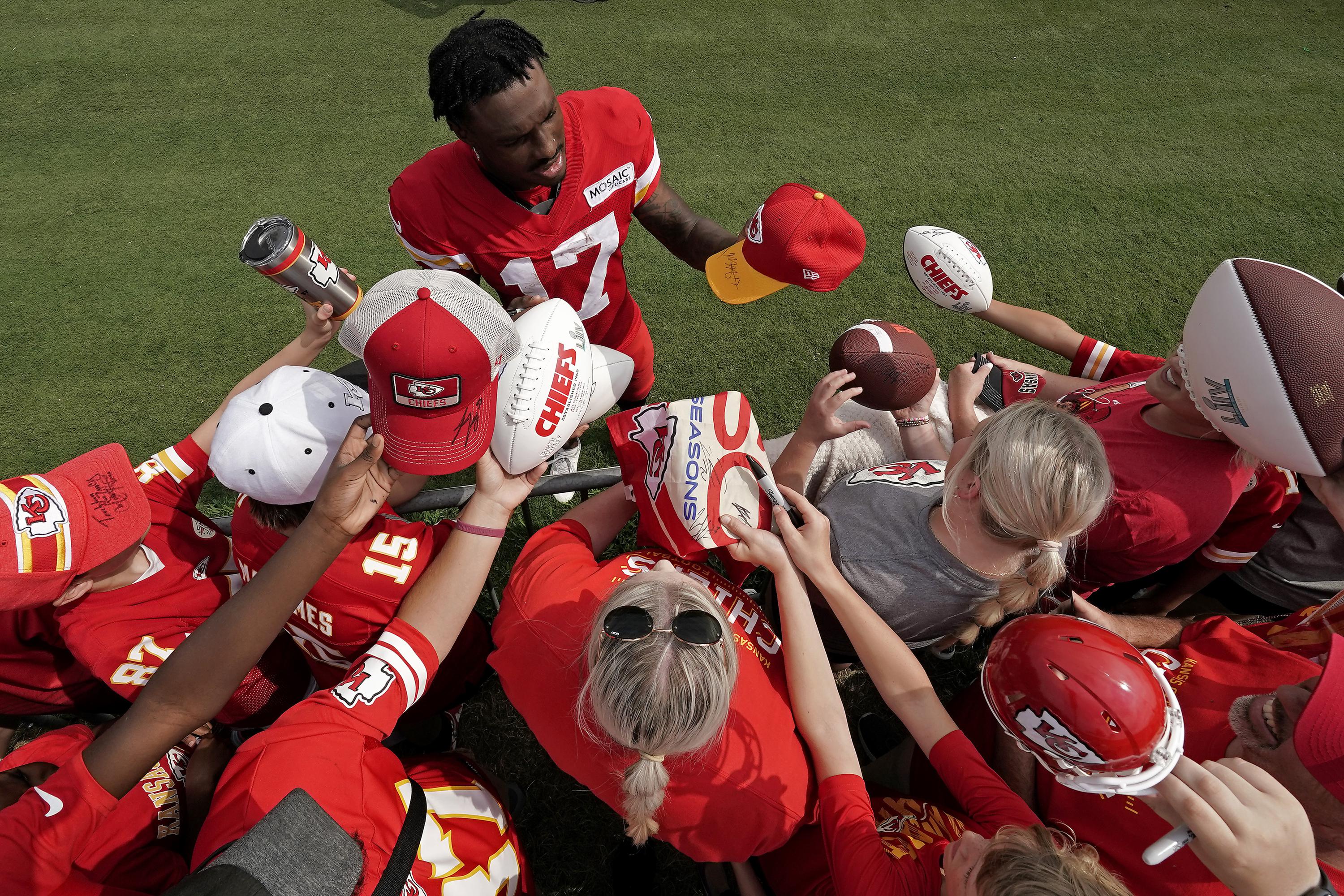 Former first-round pick Shelton gets fresh start with Chiefs | AP News