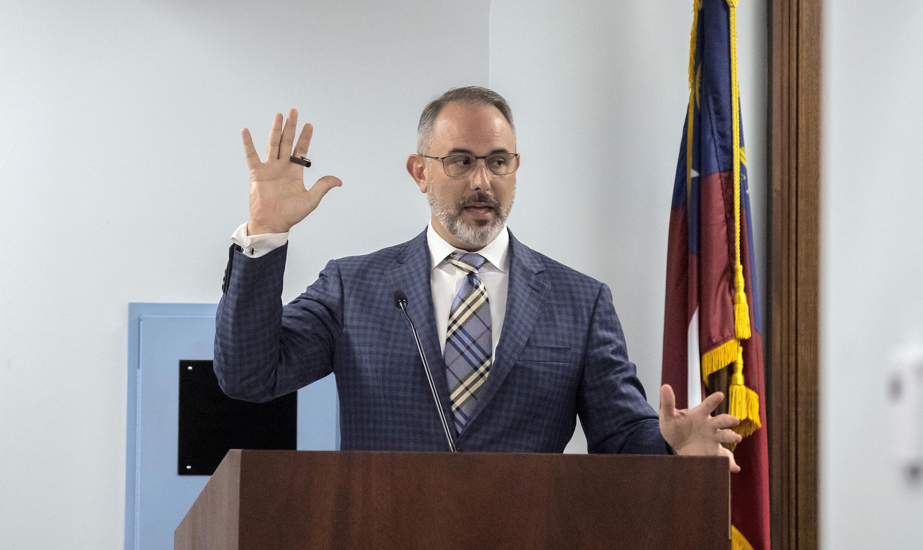 Jury selection in Ahmaud Arbery slaying crawls into 2nd week | AP News