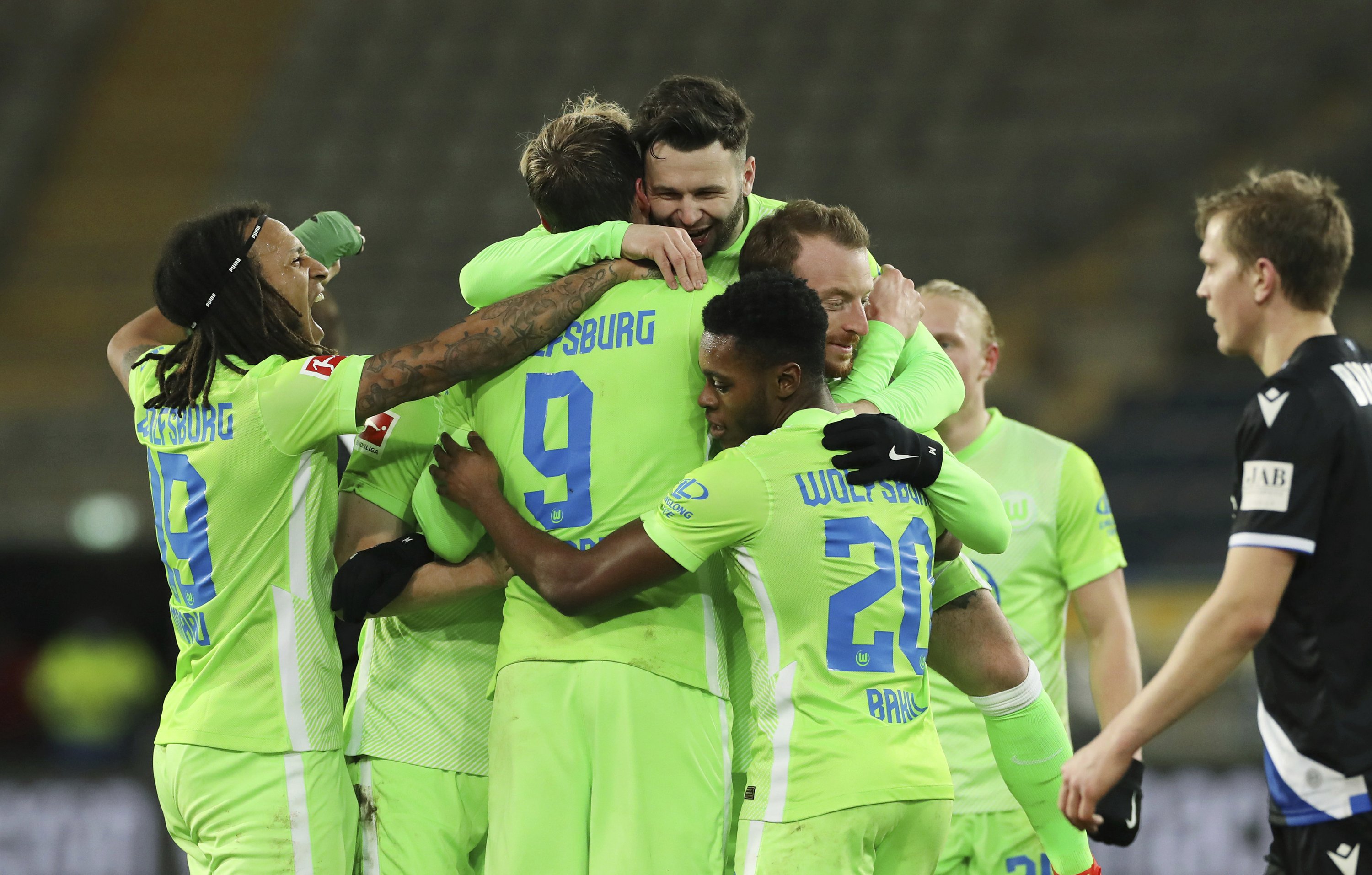 Wolfsburgo gana y se consolida en puestos de 'Champions' | AP News