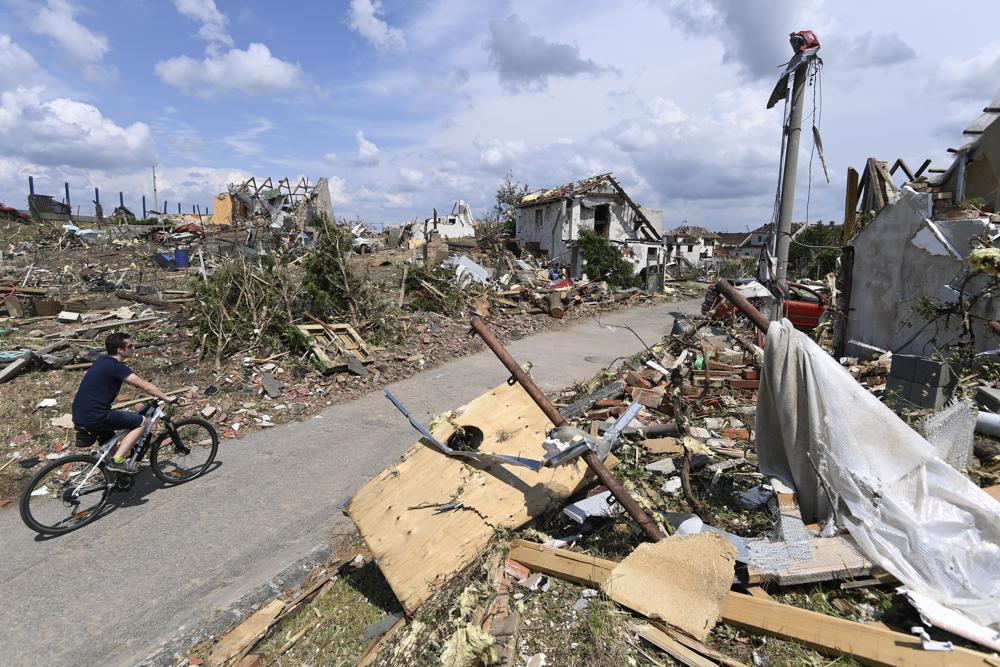 EF-3 Tornado Tears Homes Apart in Kansas - Apr. 29, 2022 : r/ThatsInsane