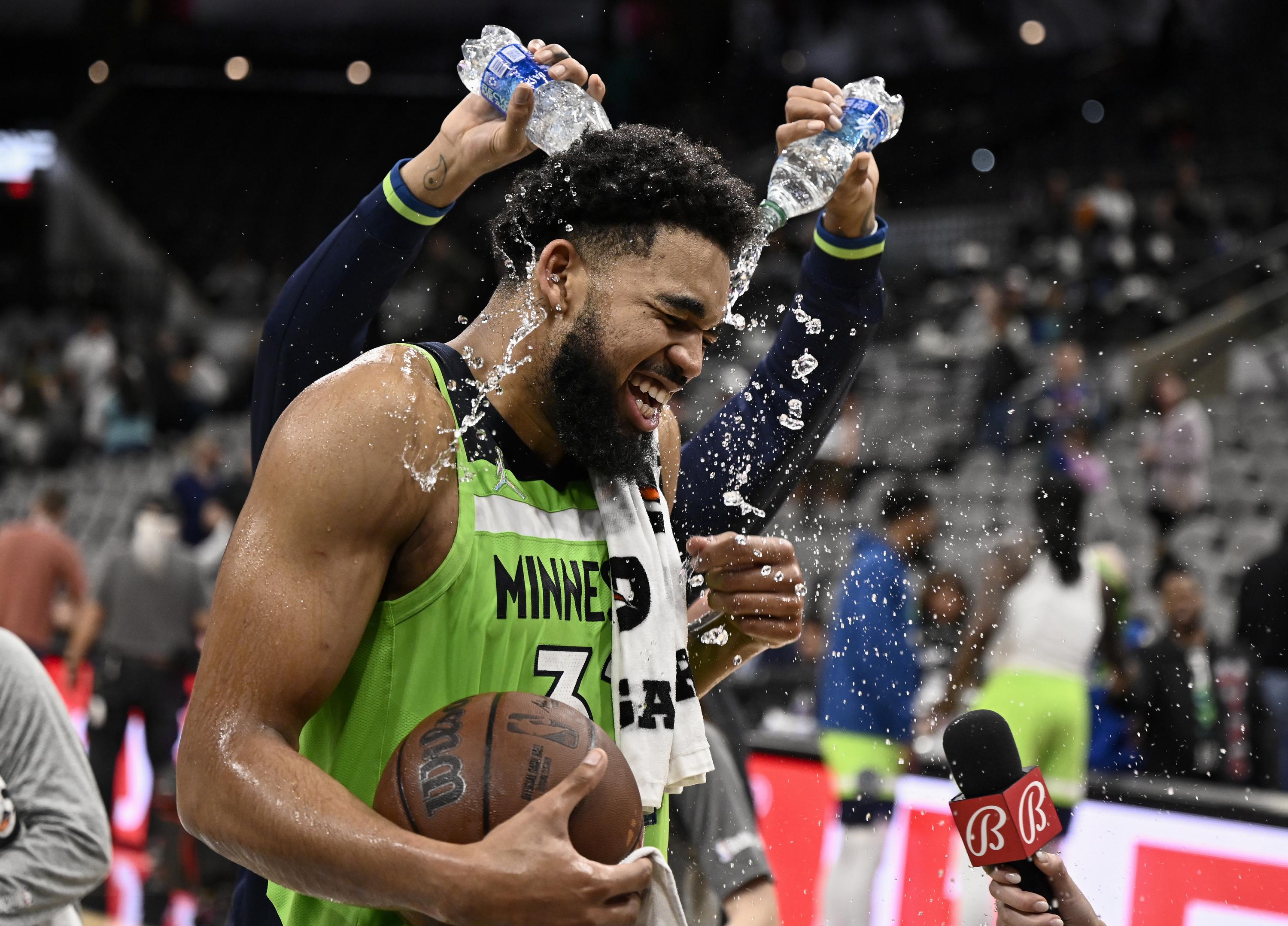 Con 60 puntos de Towns, Wolves derrotan a Spurs 149-139 | AP News
