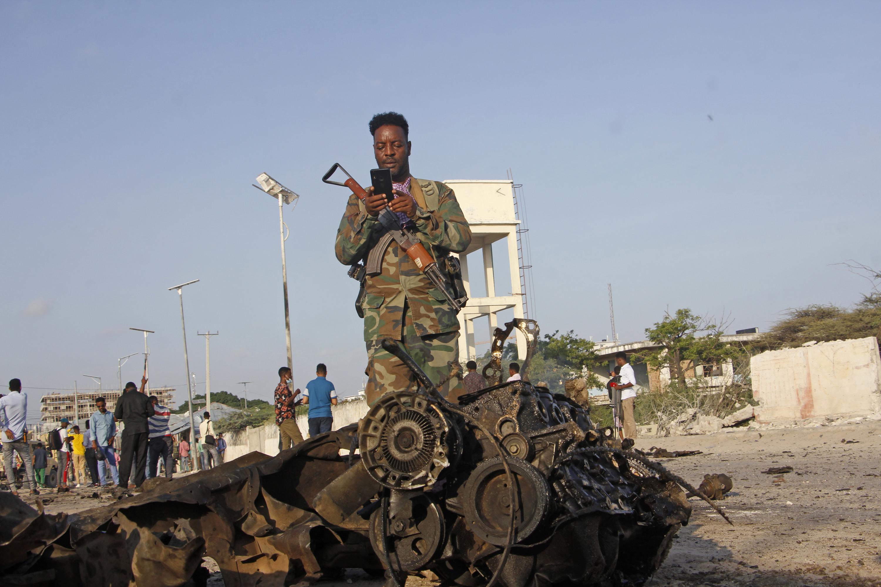UN condemns arms supply to Somalia's al-Shabab, keeps UN ban | AP News