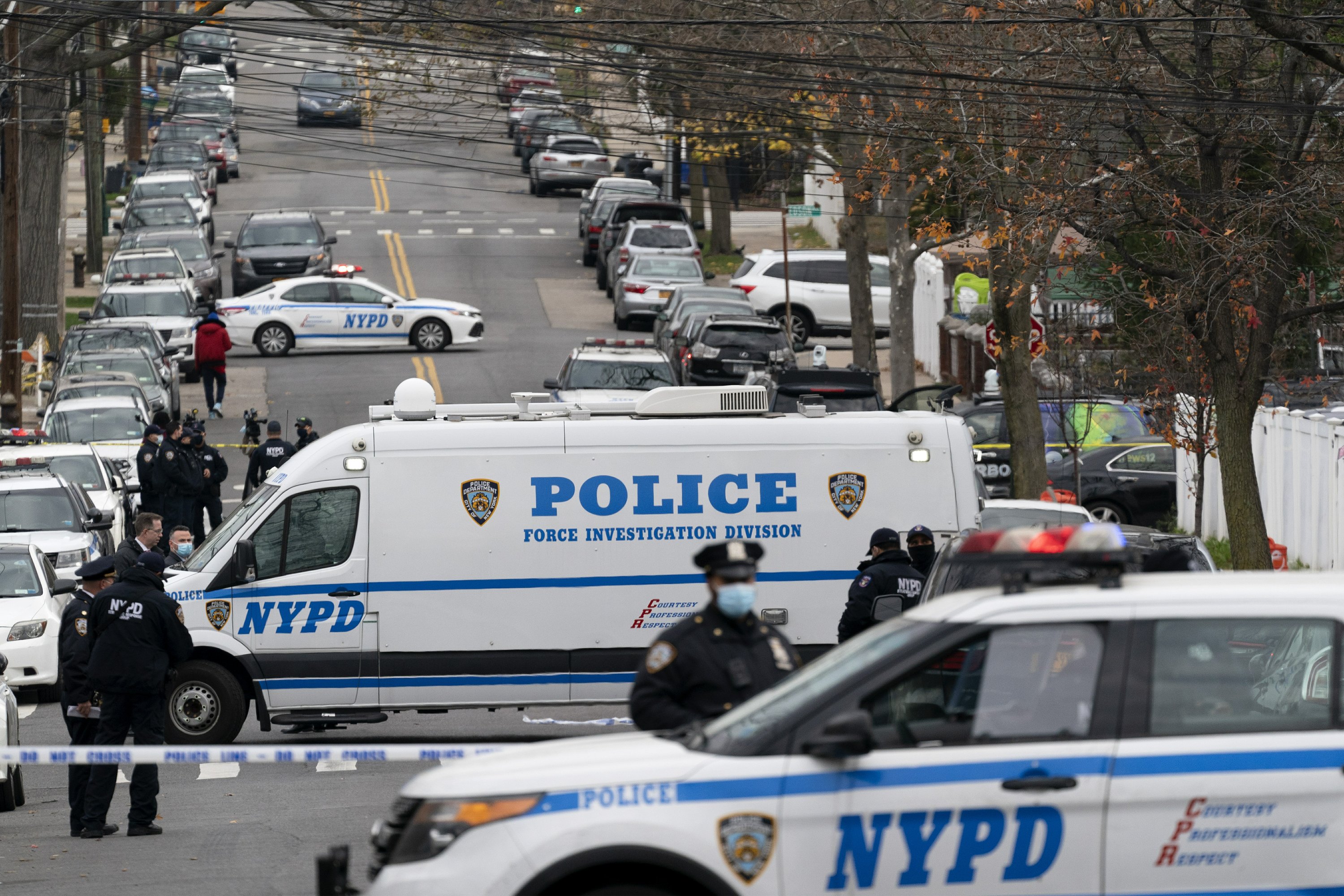 Fugitive is killed, 2 US marshals shot in Bronx gunfight | AP News
