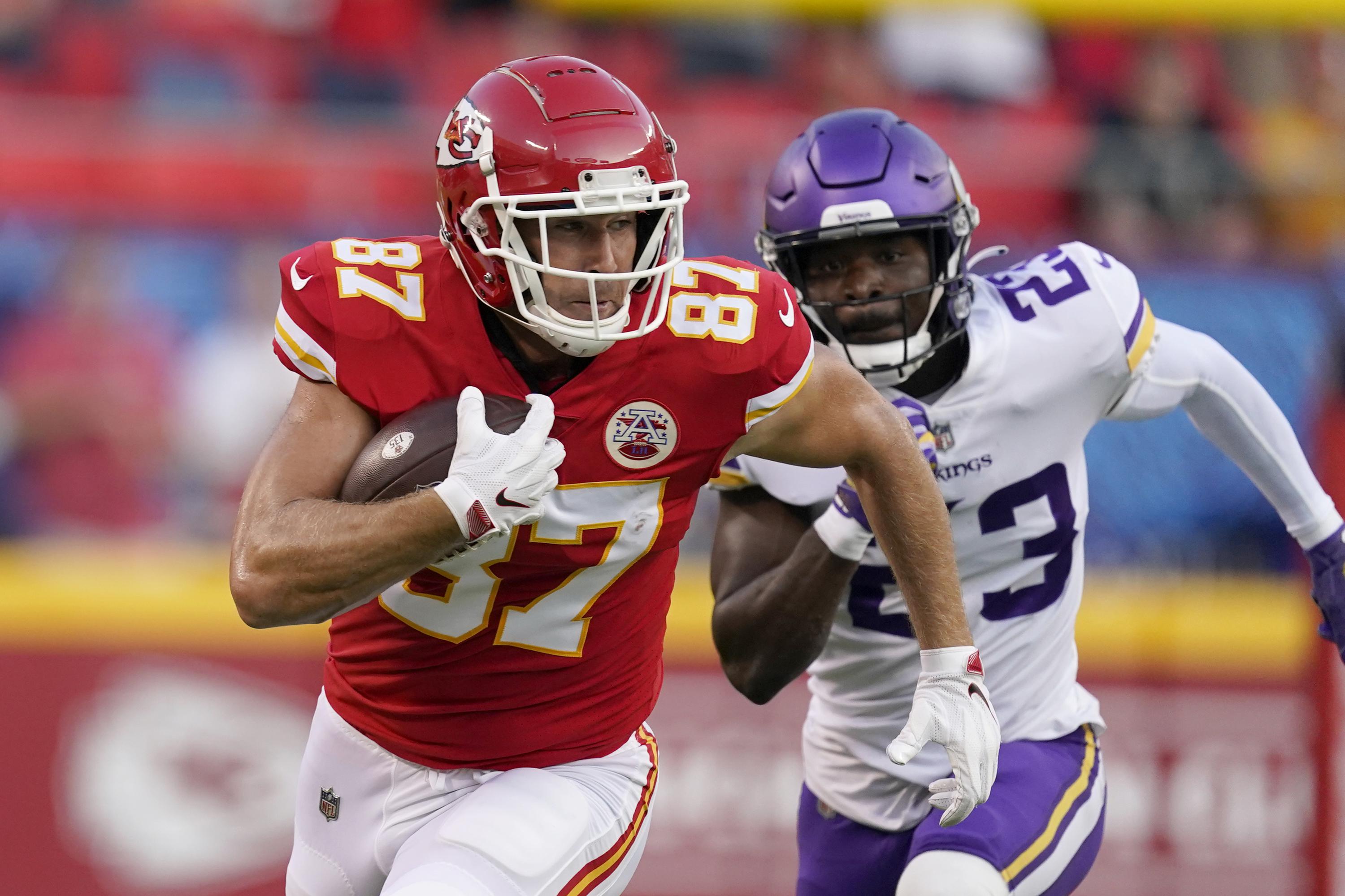 Chiefs toying with 4-tight end sets as opener approaches | AP News