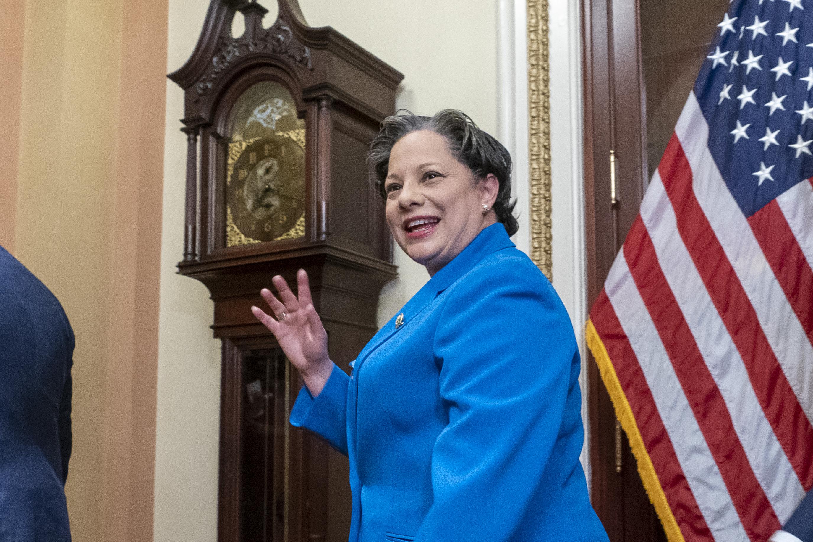 McClellan es la 1ra mujer negra que representa a Virginia | AP News