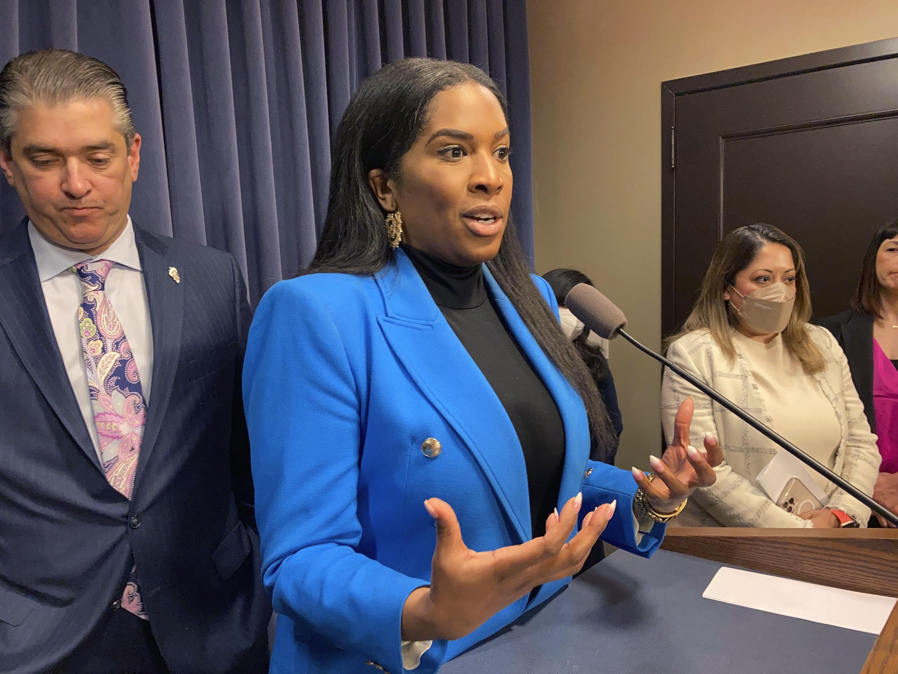 Illinois legislators to decide whether to end cash bail | AP News