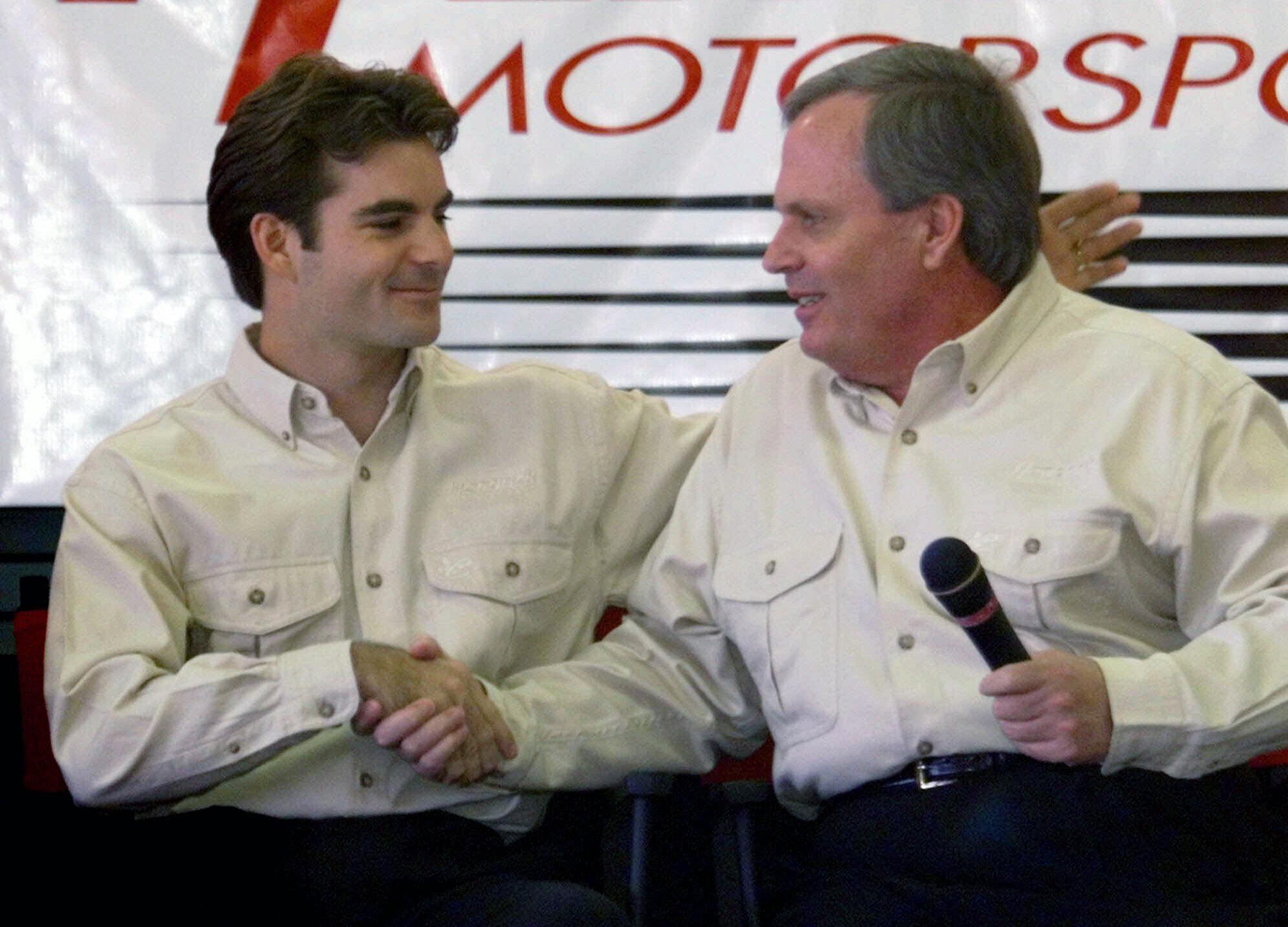 Gordon to leave Fox Sports booth for daily role at Hendrick | AP News