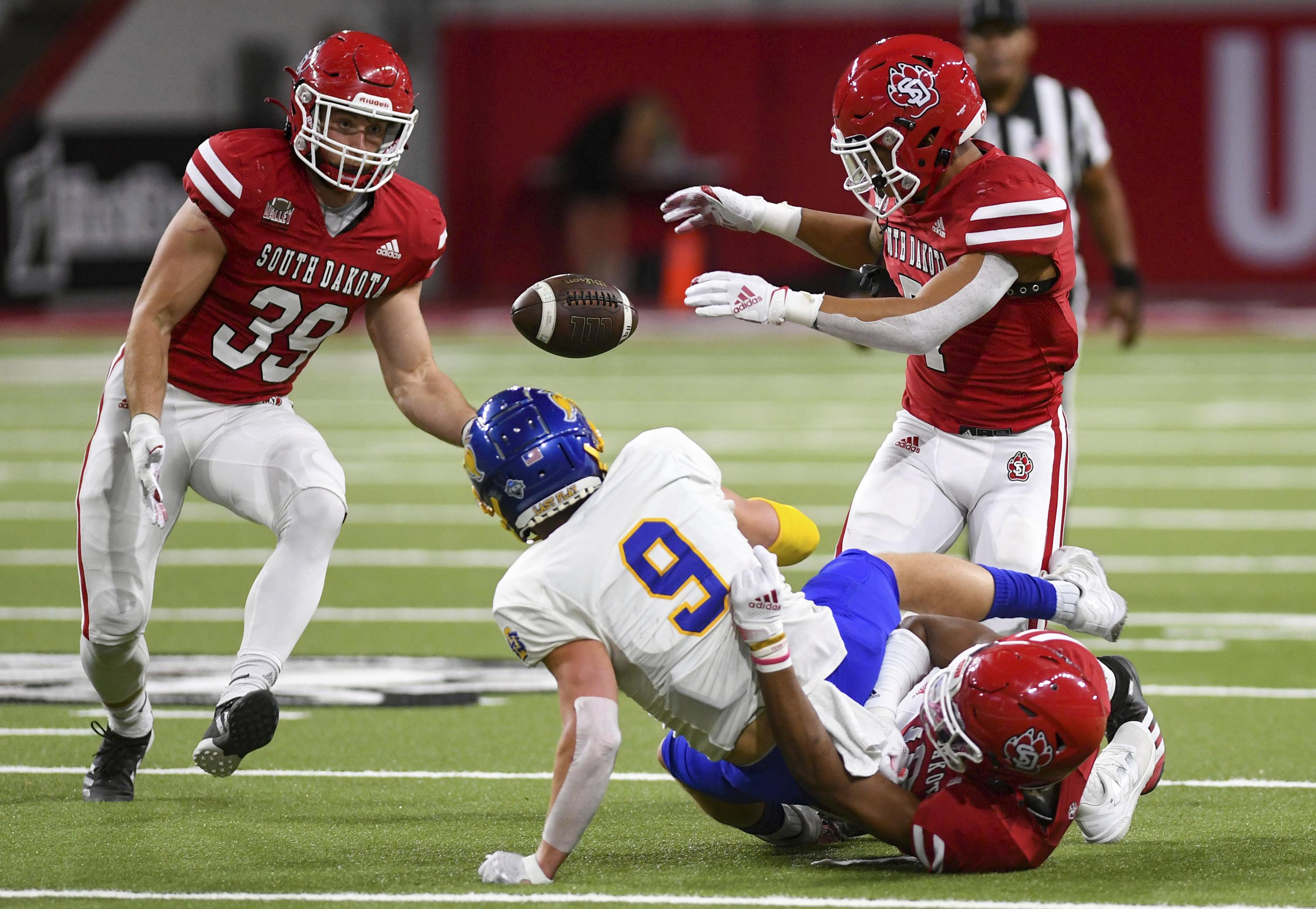 Hail Mary alert, South Dakota beats SDSU 23-20 on final play | AP News