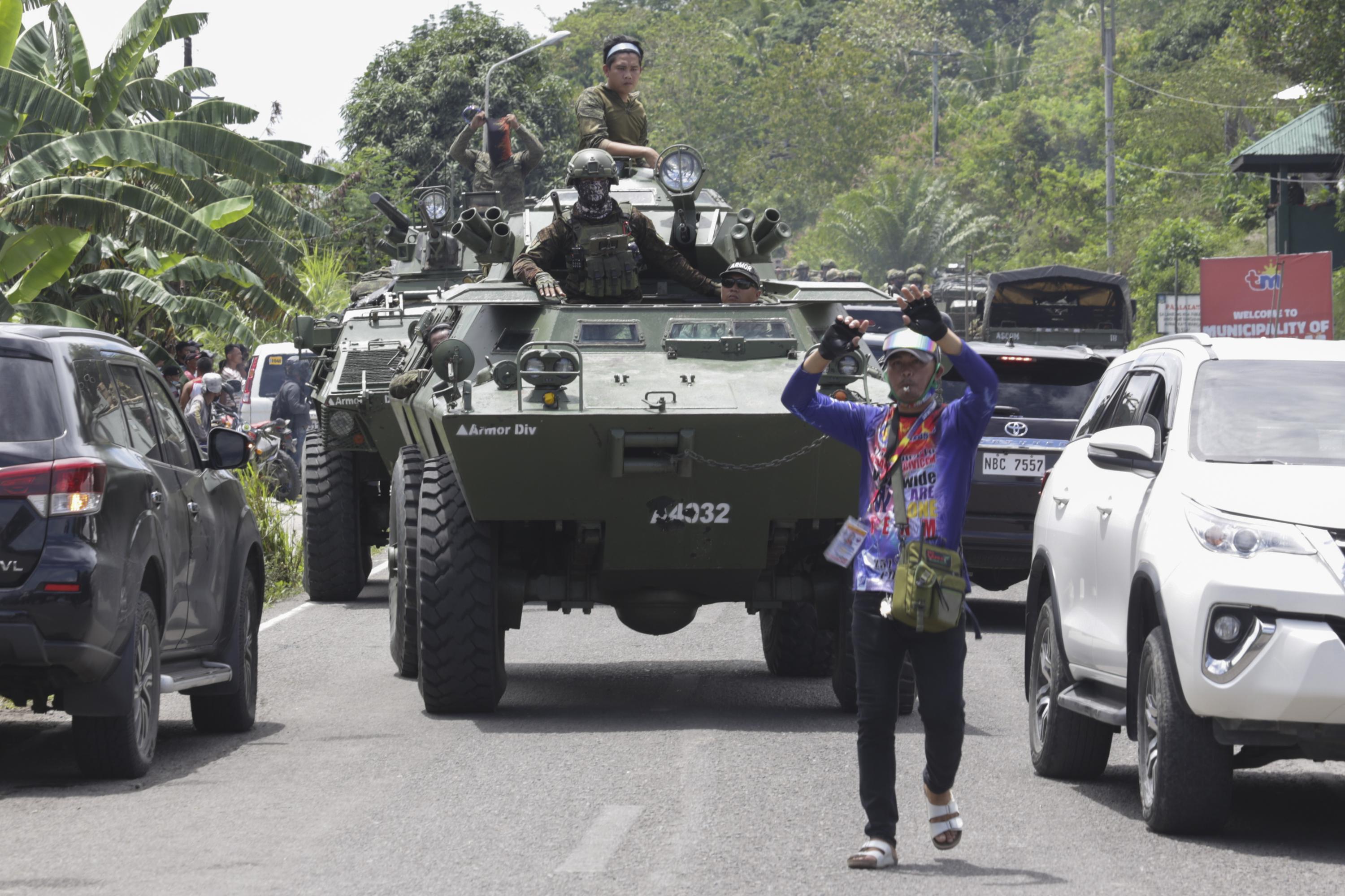 Philippine troops drive away armed rebels from public market | AP News