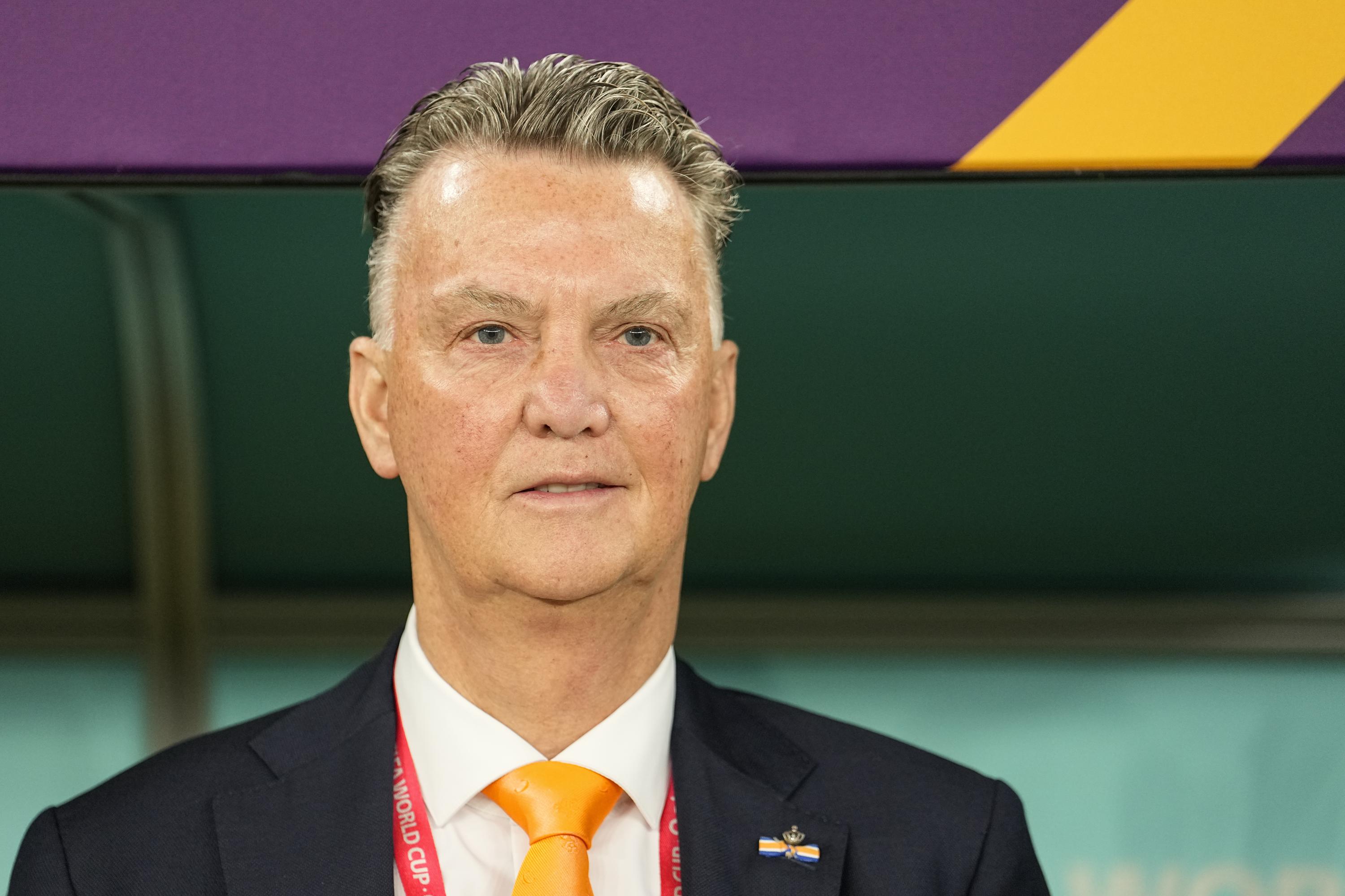 Entrenador holandés Van Gaal abraza a reportero en Mundial | AP News Entrenador holandés Van Gaal abraza a reportero en Mundial | AP News