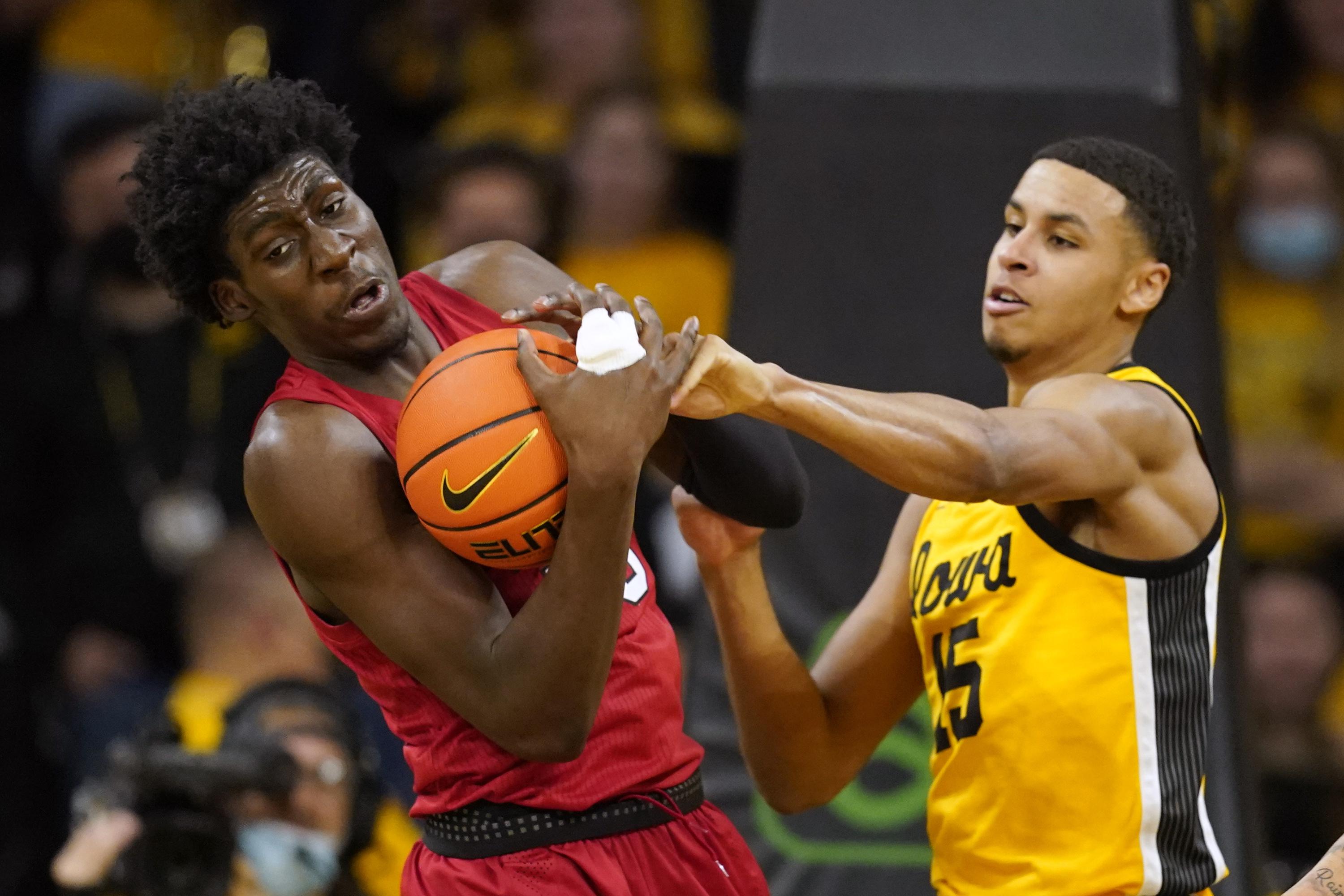 Murray scores career-high 37 as Iowa pummels Nebraska 98-75 | AP News