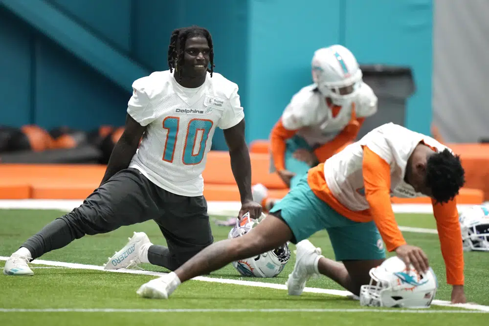 Dolphins Tyreek Hill is under investigation for Alleged assault - SportsHistori