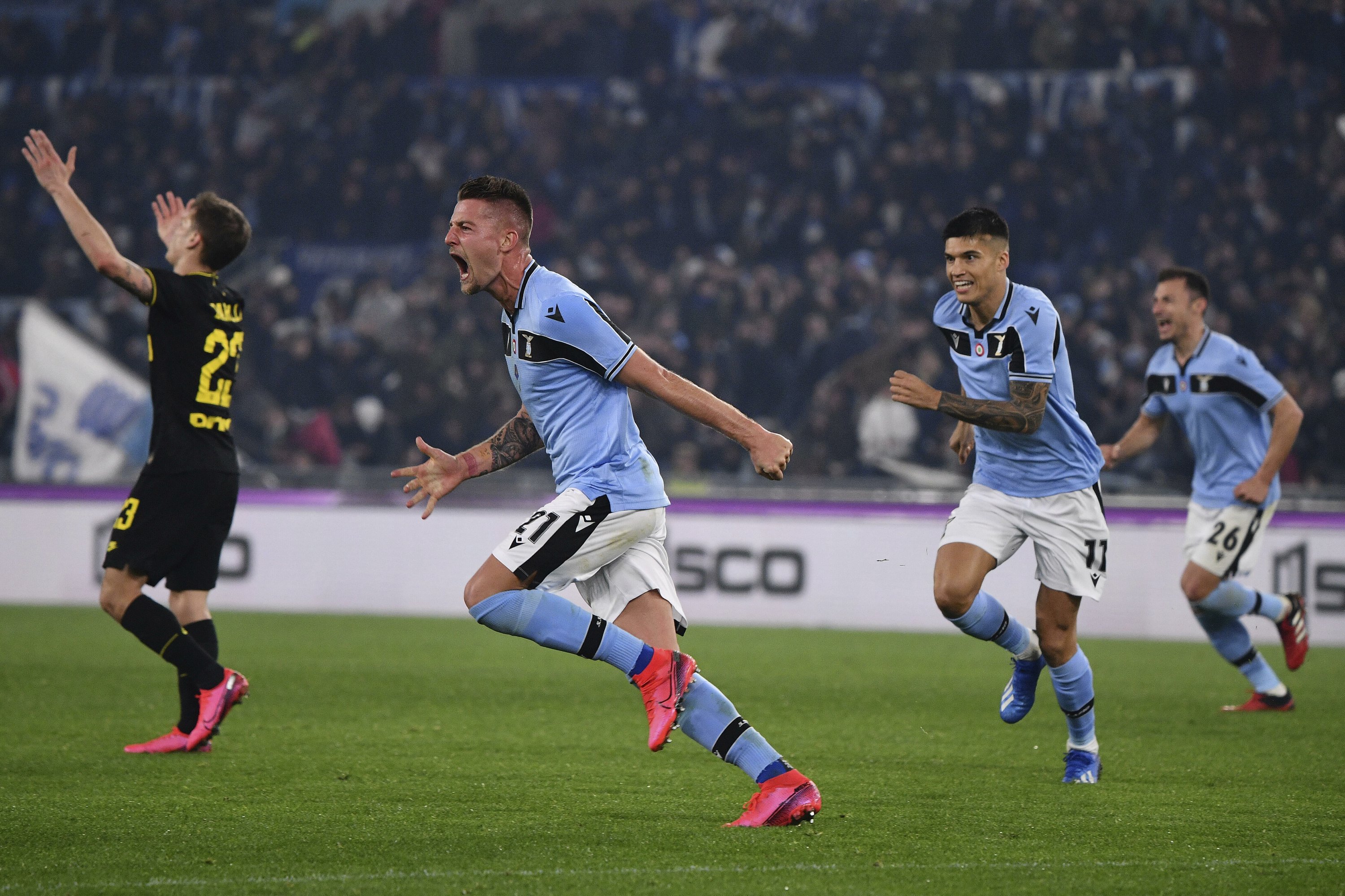Lazio sube al segundo puesto al vencer al Inter | AP News