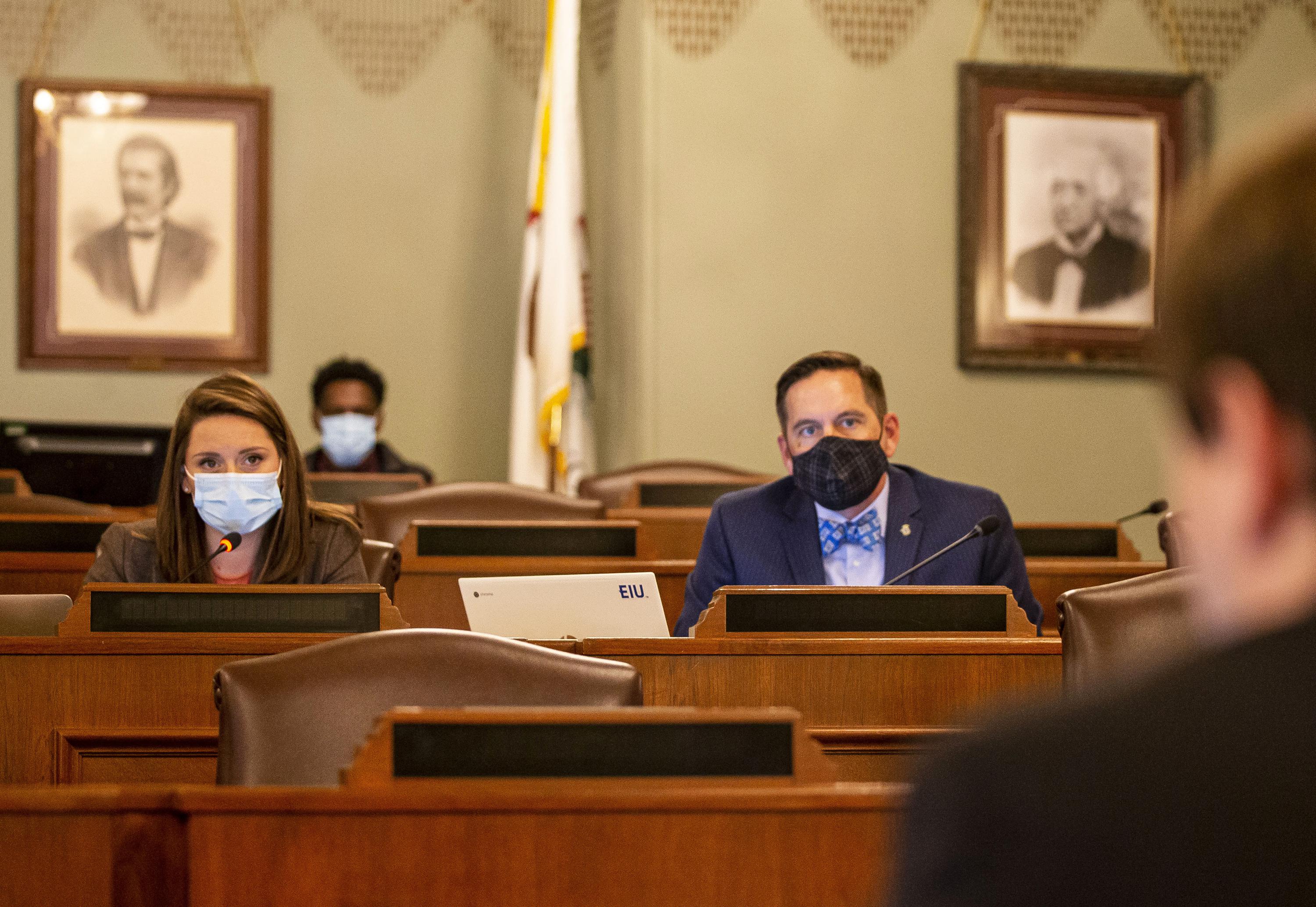 Gov. Pritzker signs new Illinois congressional map into law | AP News