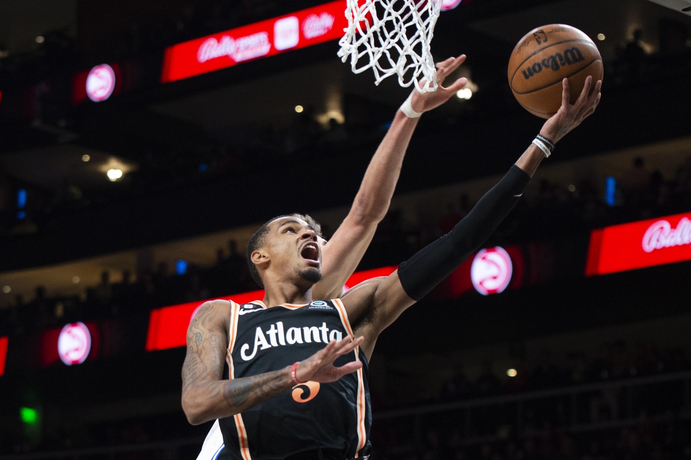 Murray conecta un par de tiros libres al final y Hawks ganan | AP News