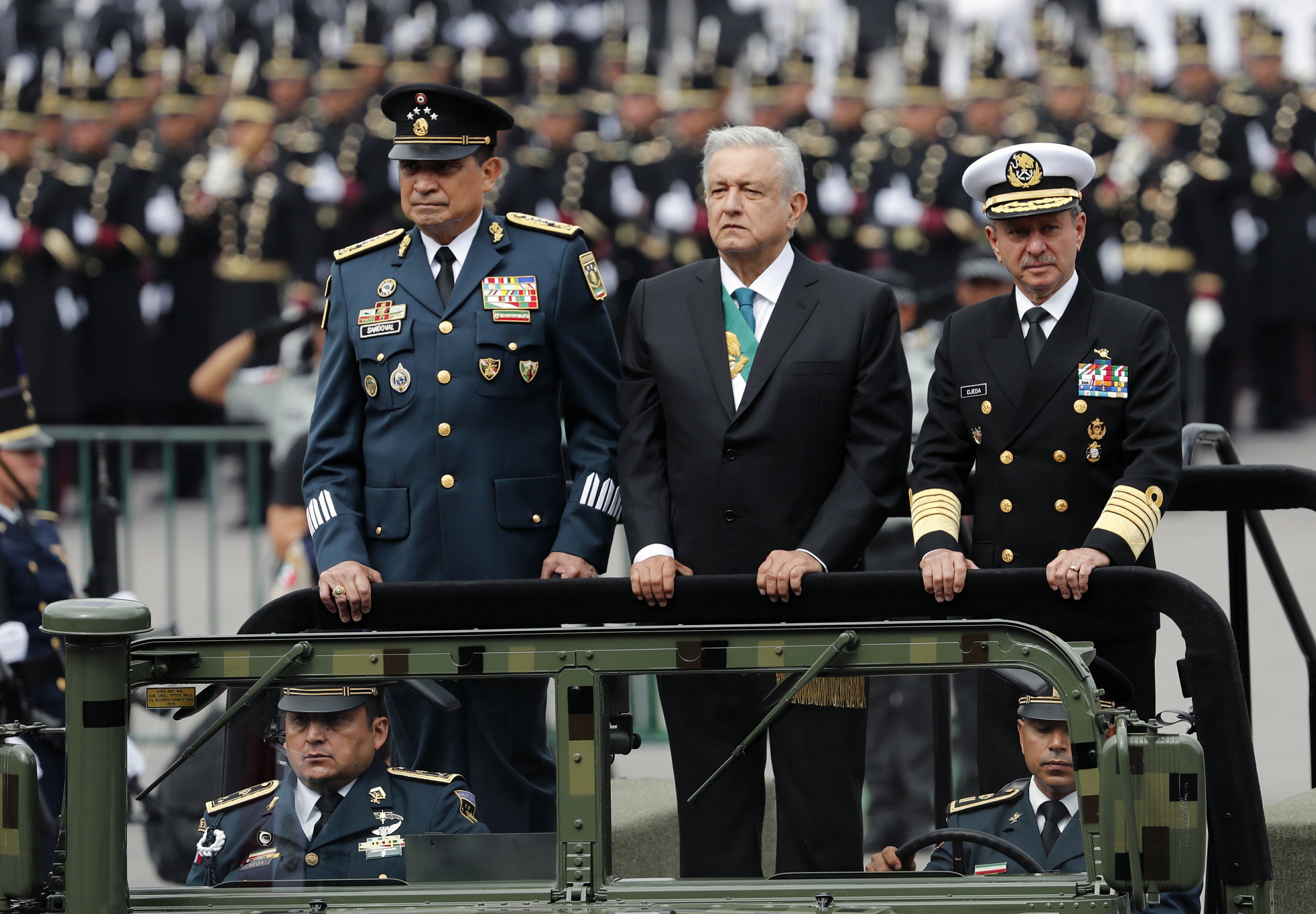 Fiesta sobria y multitudinaria de AMLO por Día Independencia | AP News
