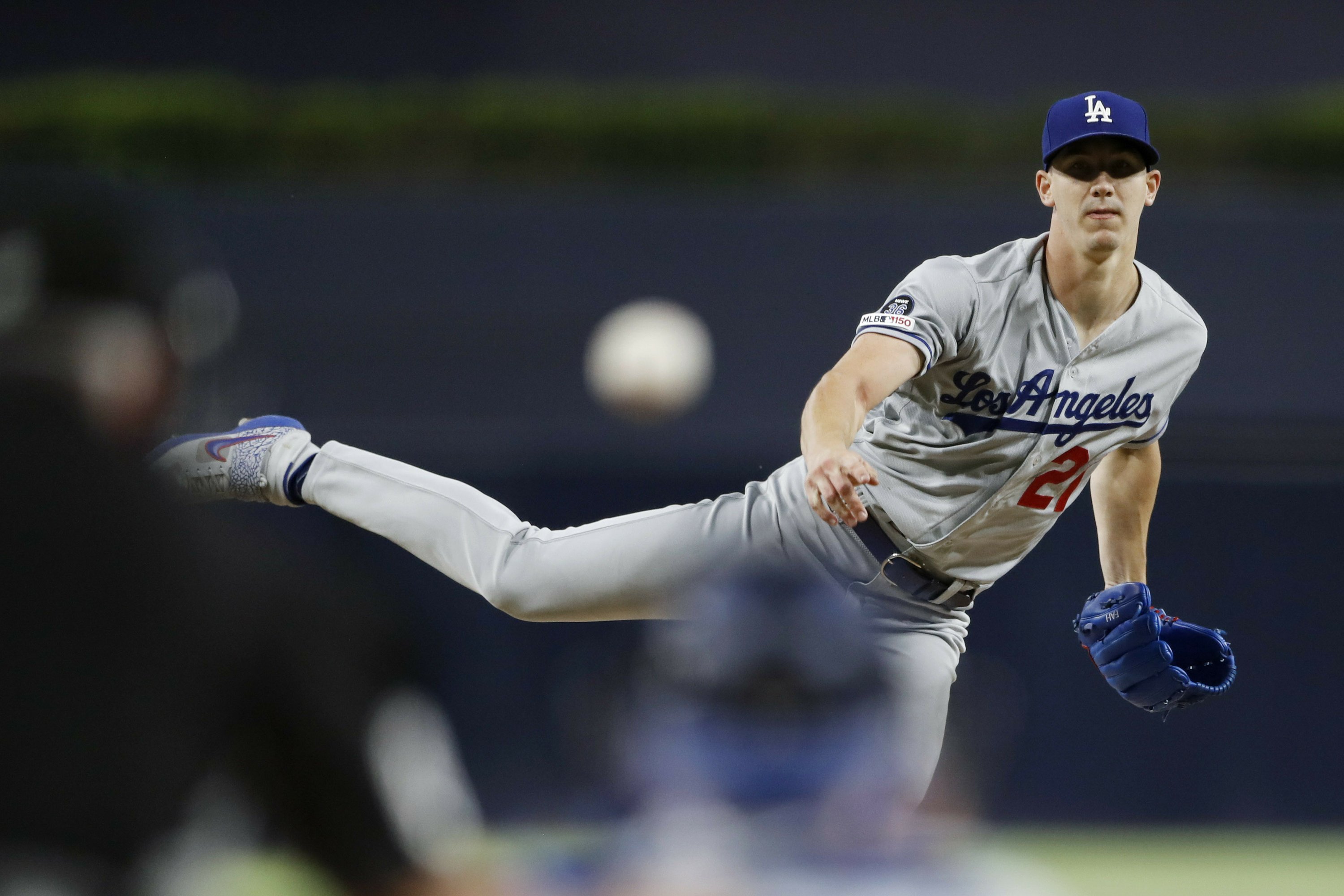 Buehler domina de nuevo a Padres y Dodgers arrasan 9-0 | AP News