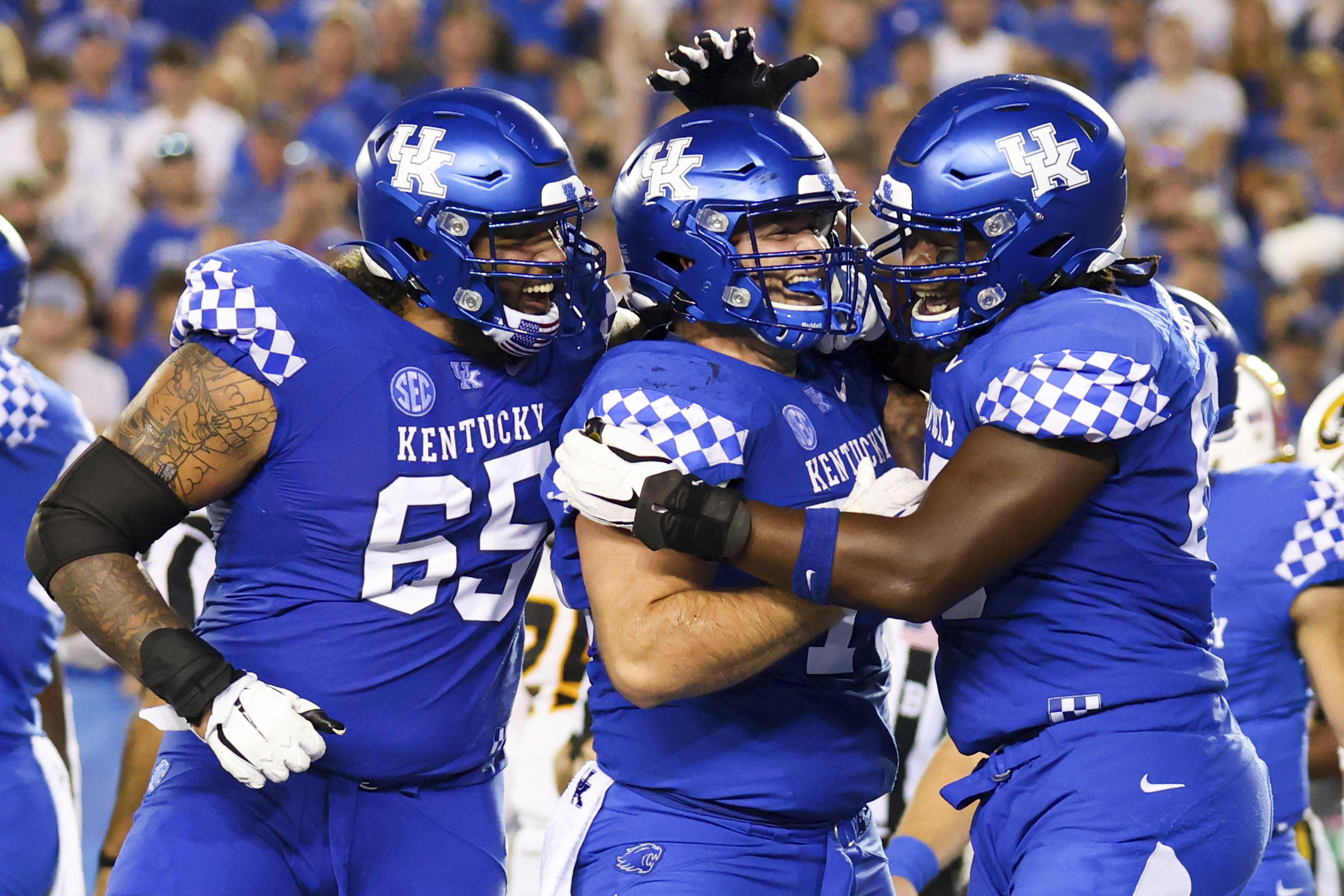 Kentucky looks to maintain momentum against FCS Chattanooga | AP News