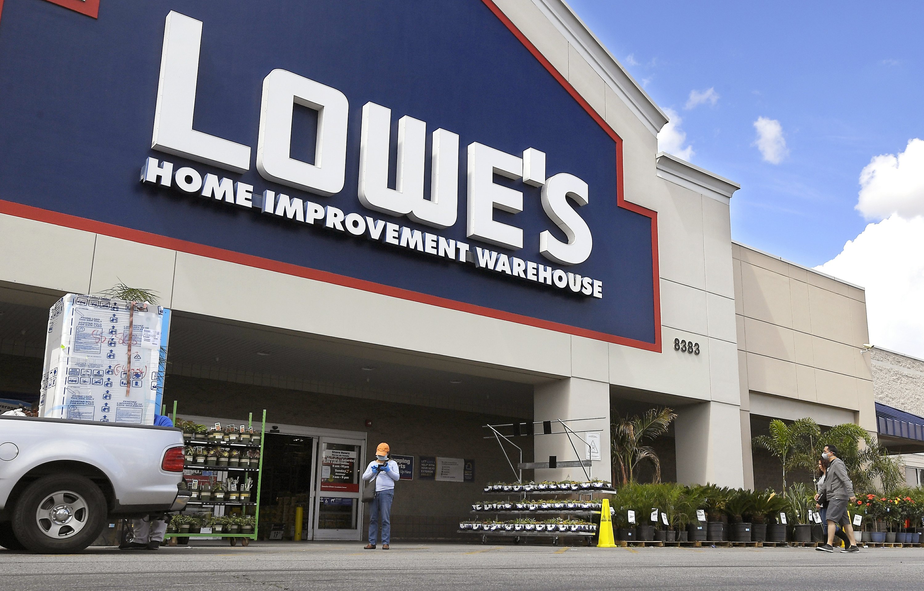 Lowe's retooled online business pays off during the pandemic | AP News