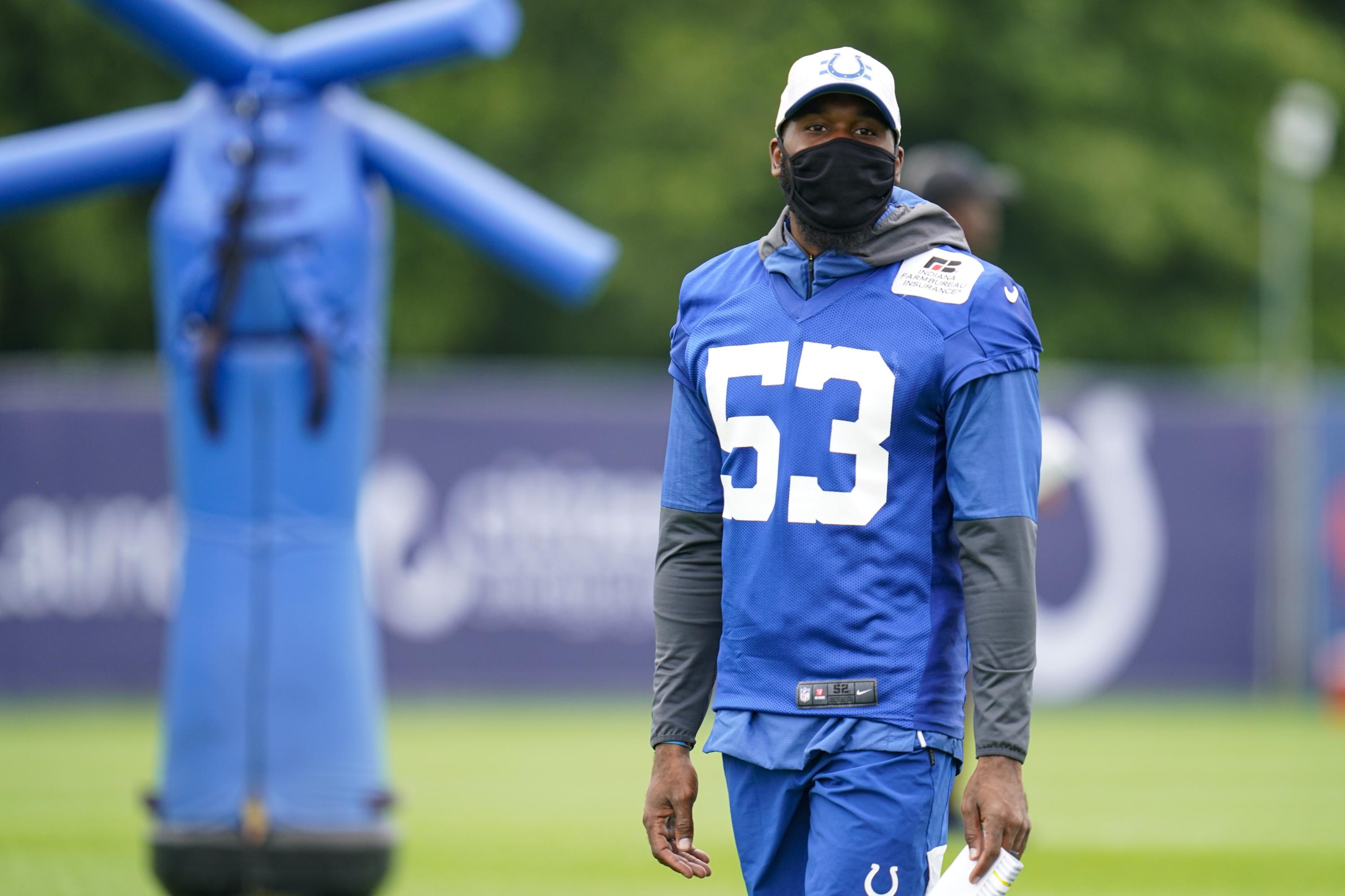 Darius Leonard extiende contrato por 5 campañas con Colts | AP News
