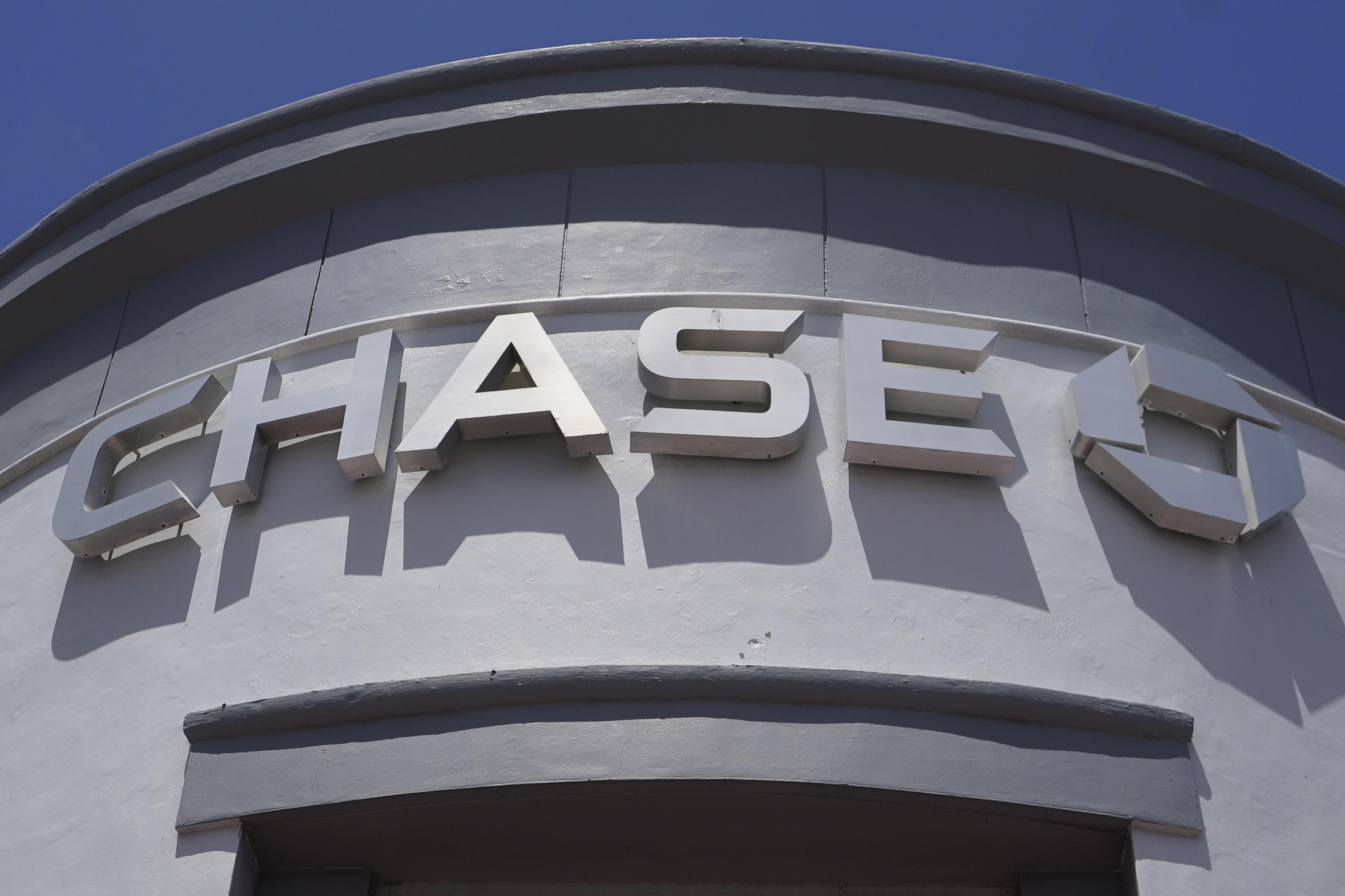 Bank CEOs increasingly turning pessimistic on economy | AP News