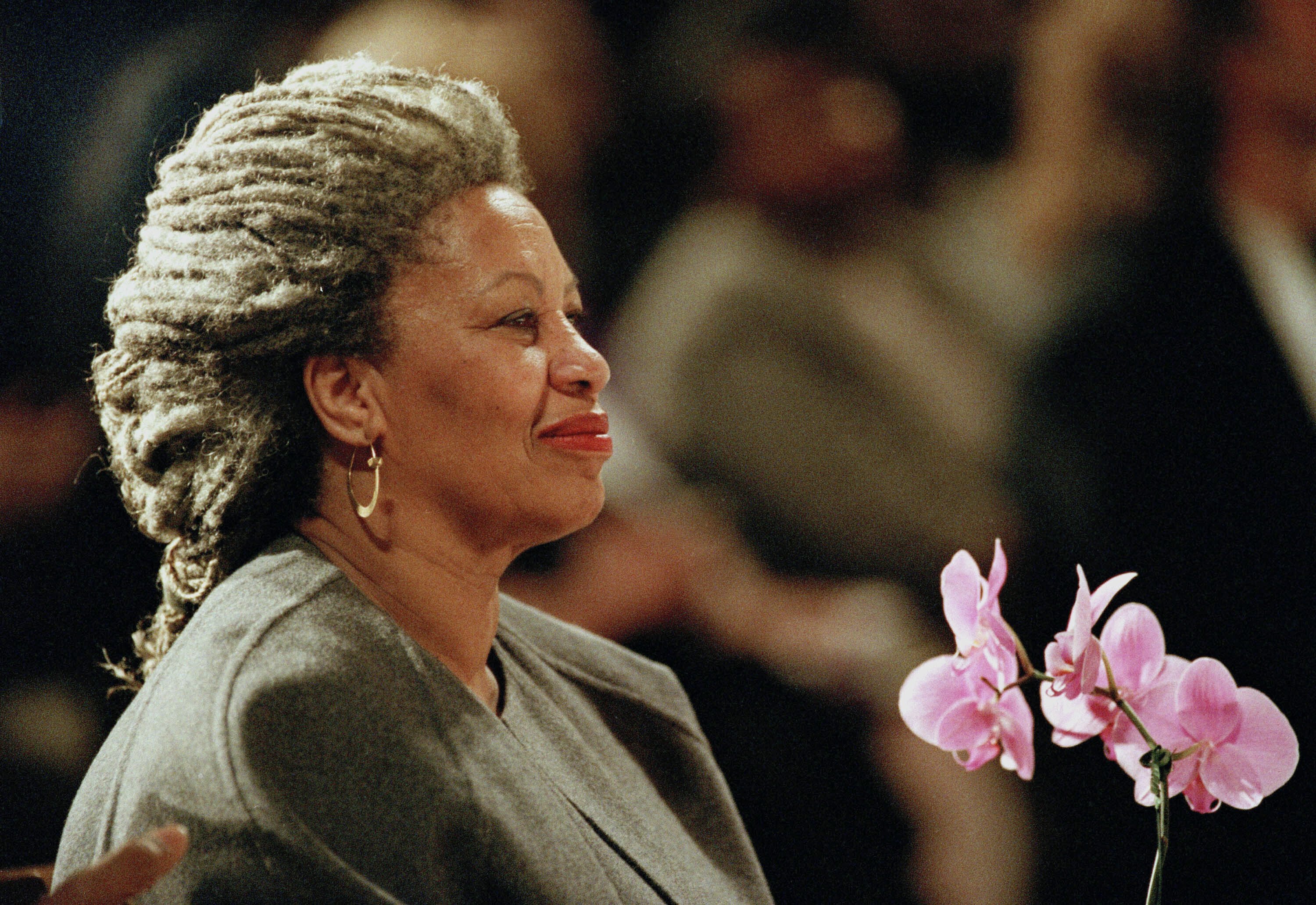 Barack Obama, Beyonce, others react to Toni Morrison's death | AP News