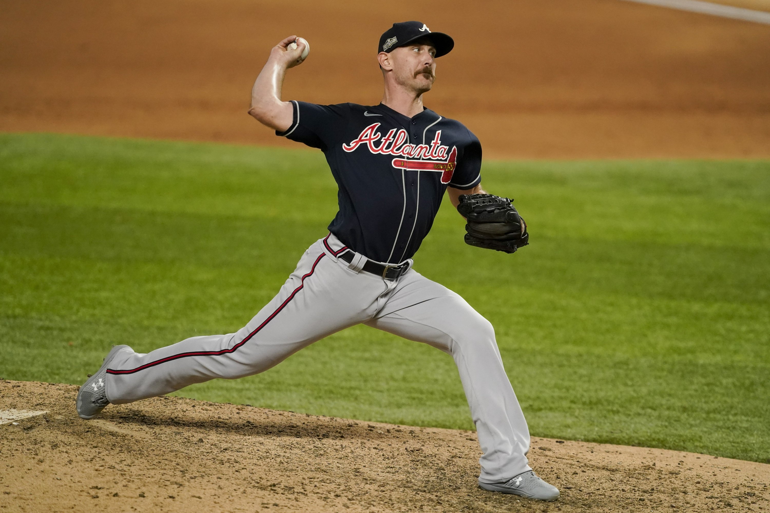 Josh Tomlin se queda con los Bravos tras firmar por un año | AP News