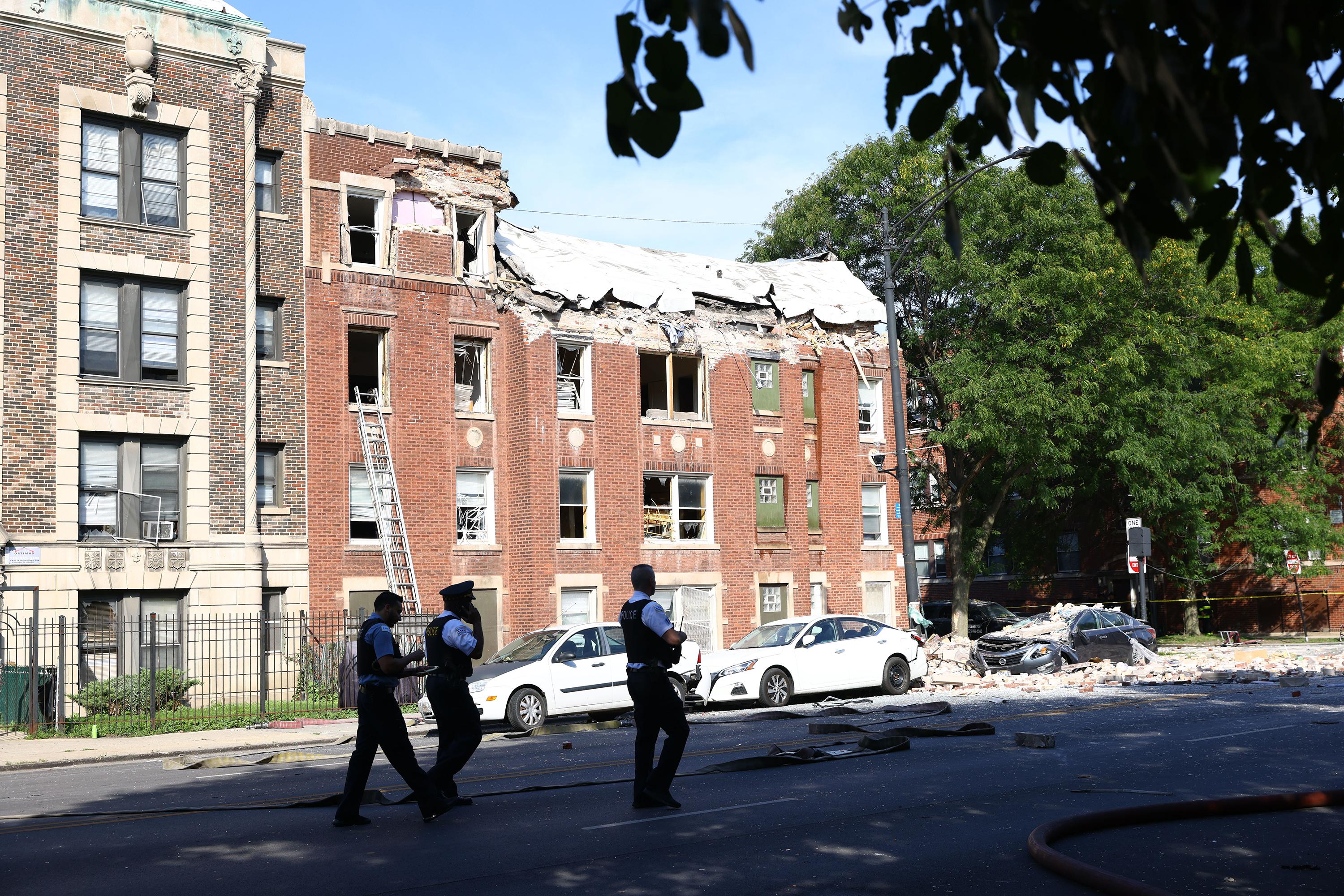 Officials: 8 injured in Chicago apartment building explosion | AP News
