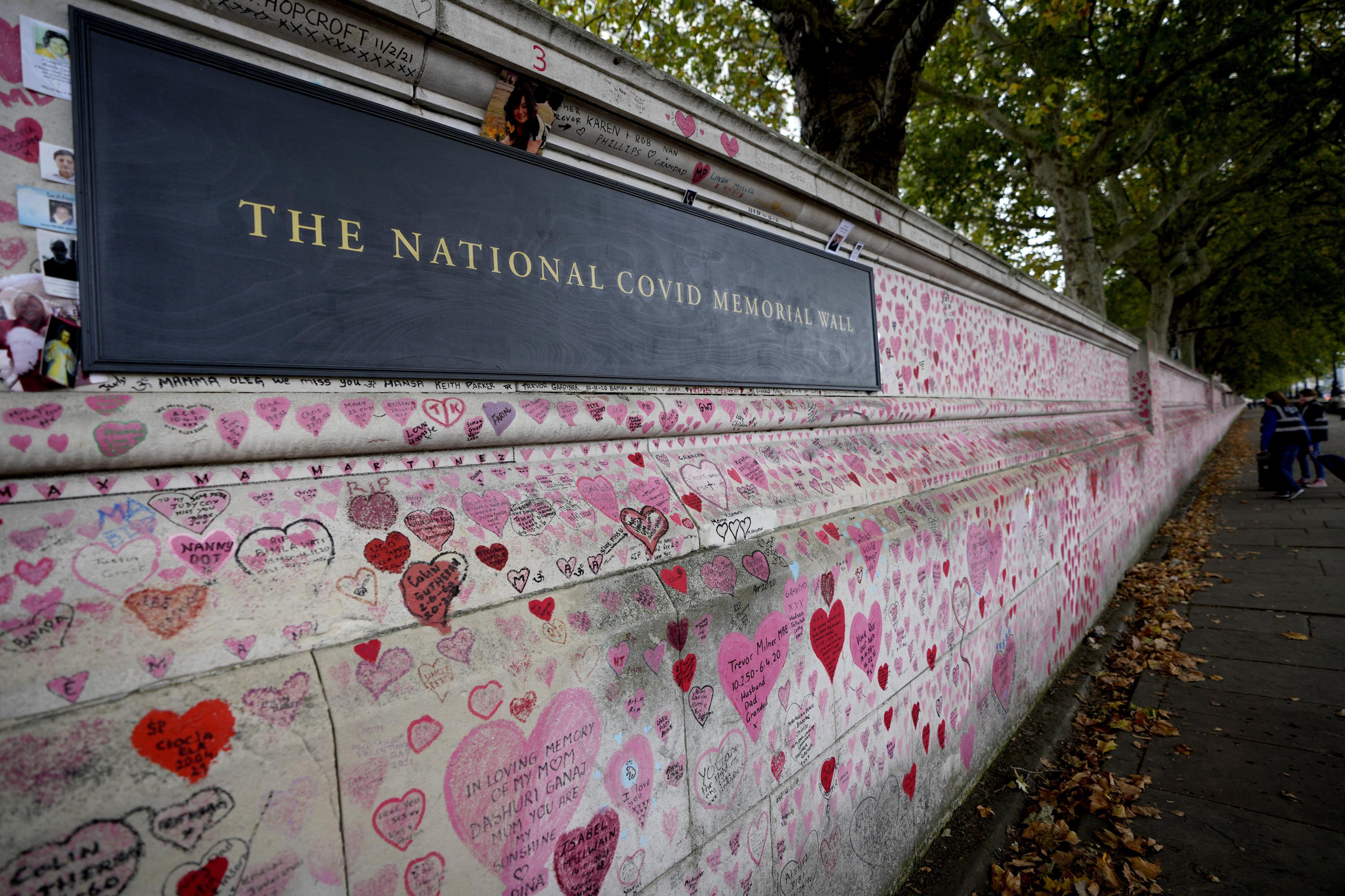 Art Therapy: How UK's COVID memorial wall brought comfort | AP News