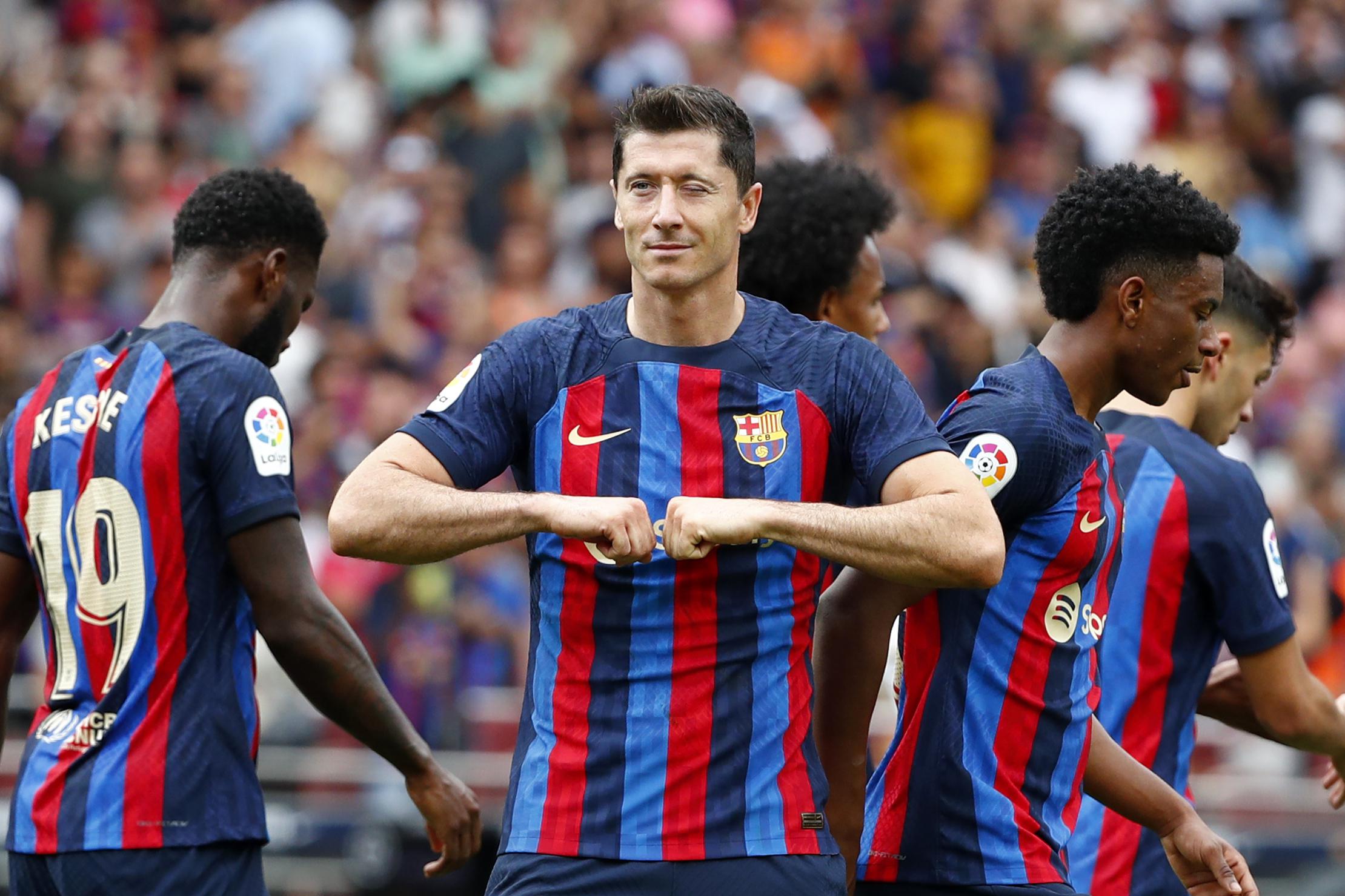 Barcelona golea 3-0 al Elche con doblete de Lewandowski | AP News