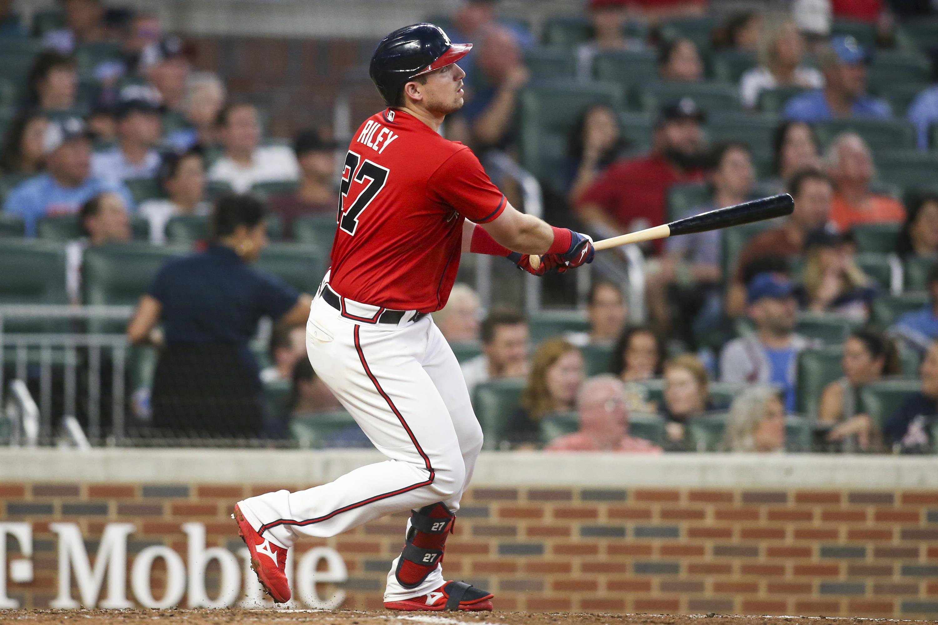 Encendido con el bate, Riley da triunfo a Bravos | AP News