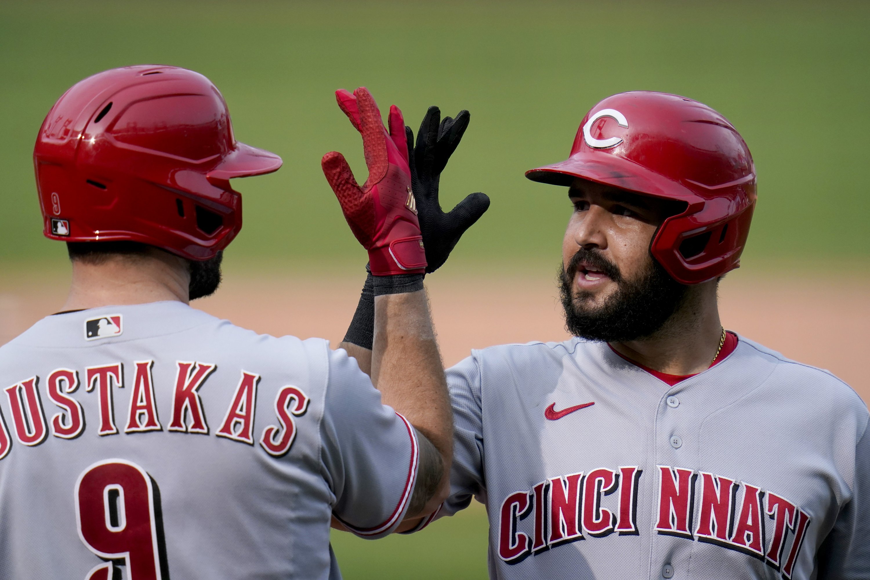 Pifias de Miller dan a Rojos triunfo de 10-5 ante Cardenales | AP News