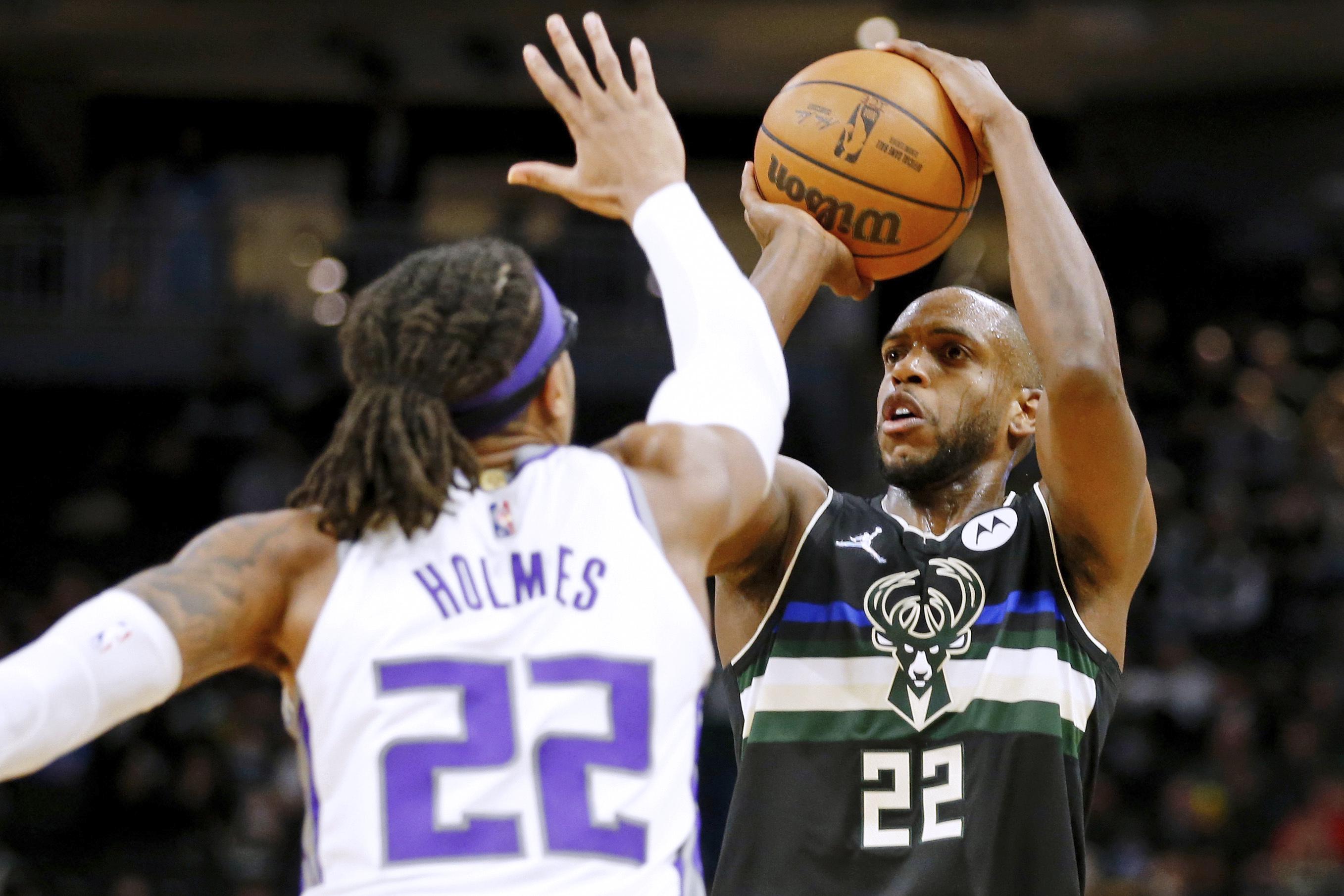 Middleton scores 34, Bucks hold off Kings minus Giannis | AP News