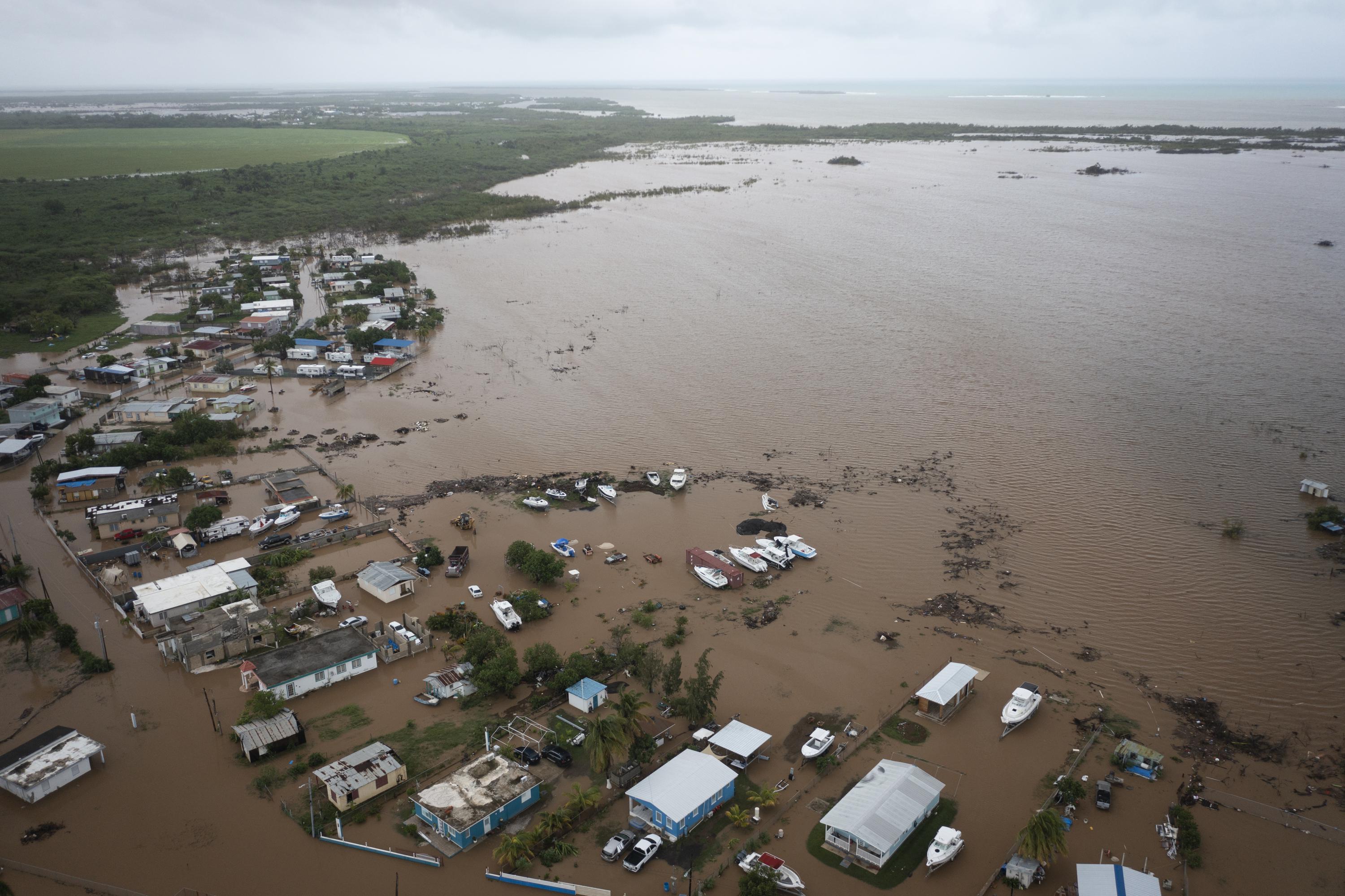 El huracán Fiona azota las caribeñas Islas Turcas y Caicos | AP News