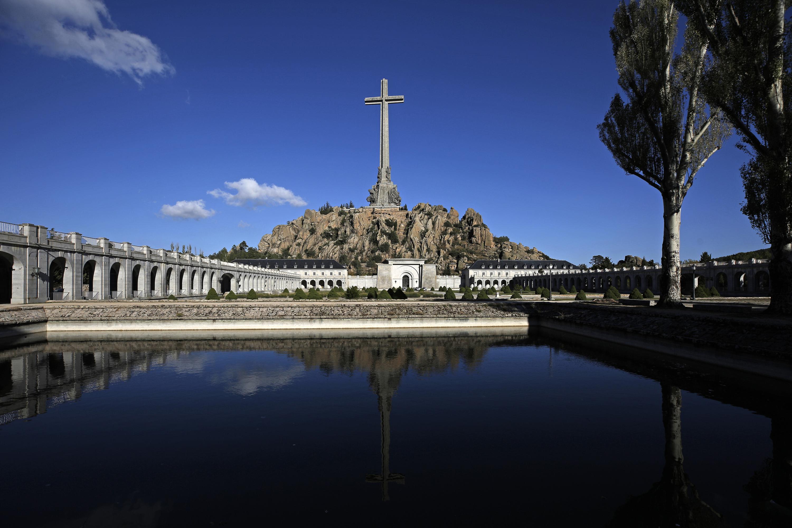 Spain fires captain whose soldiers knelt at Franco memorial ...