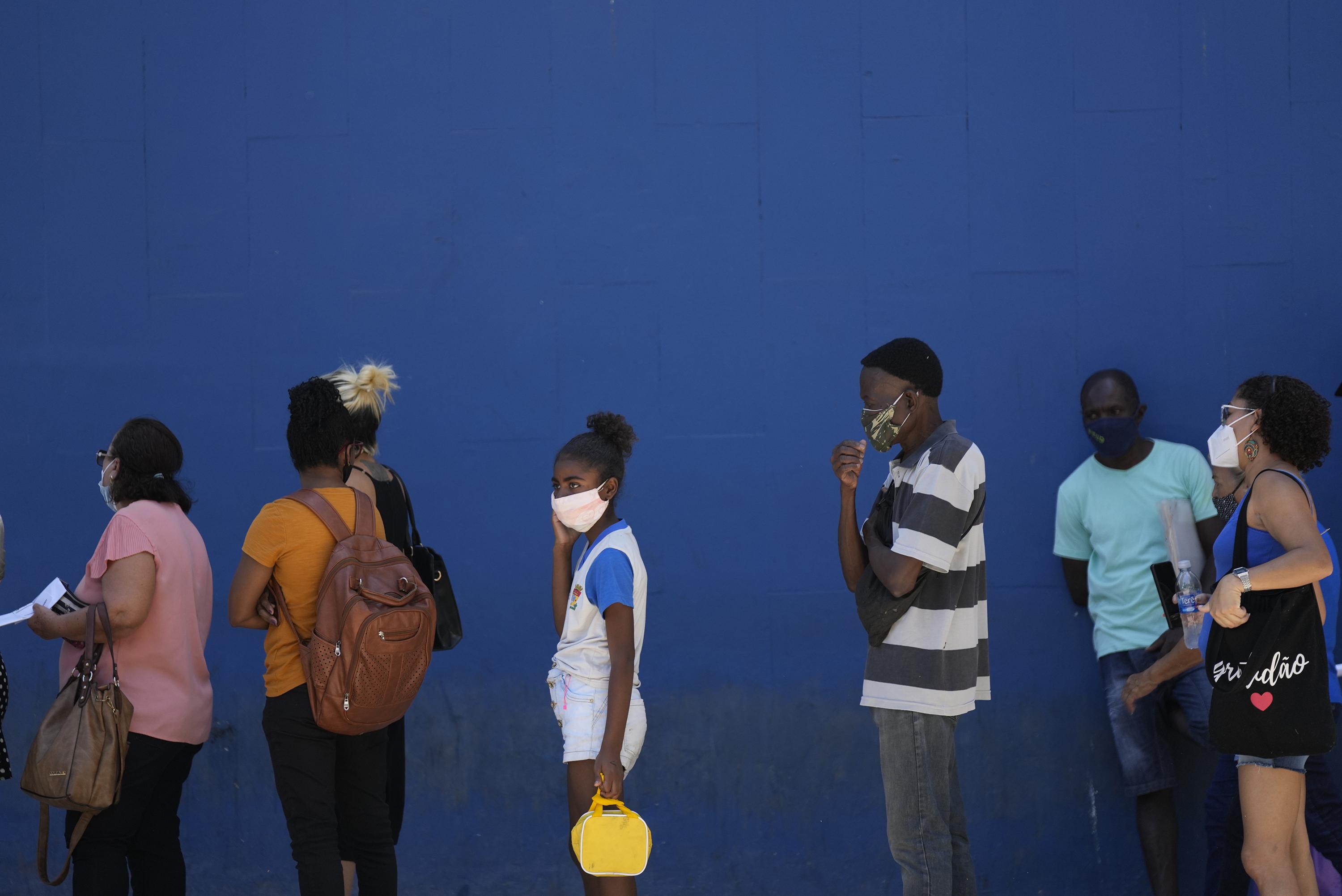 Brazil swaps acclaimed welfare program for untested stand-in | AP News