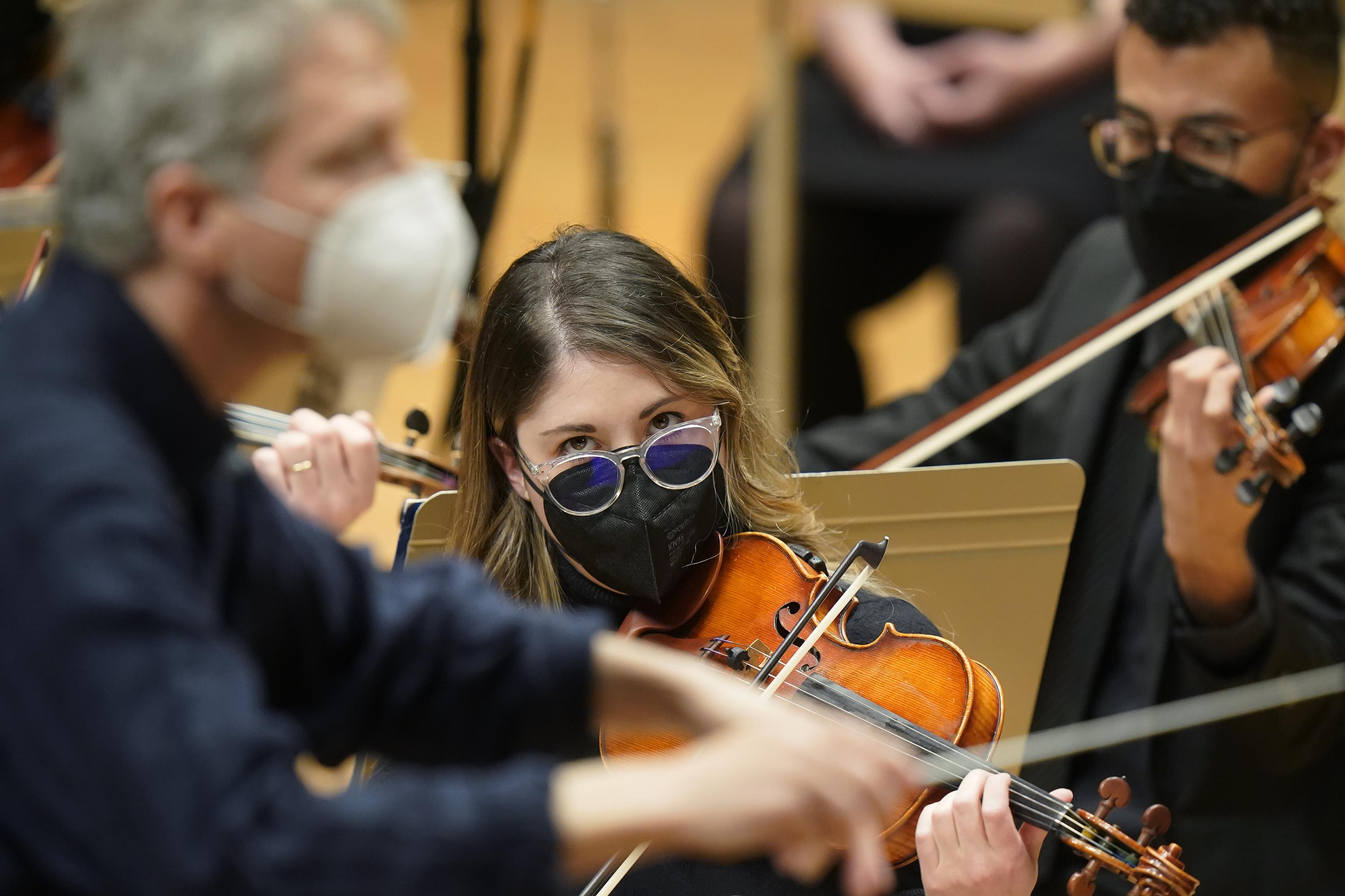 Orchestra fighting stigma of mental illness marks 10 years | AP News