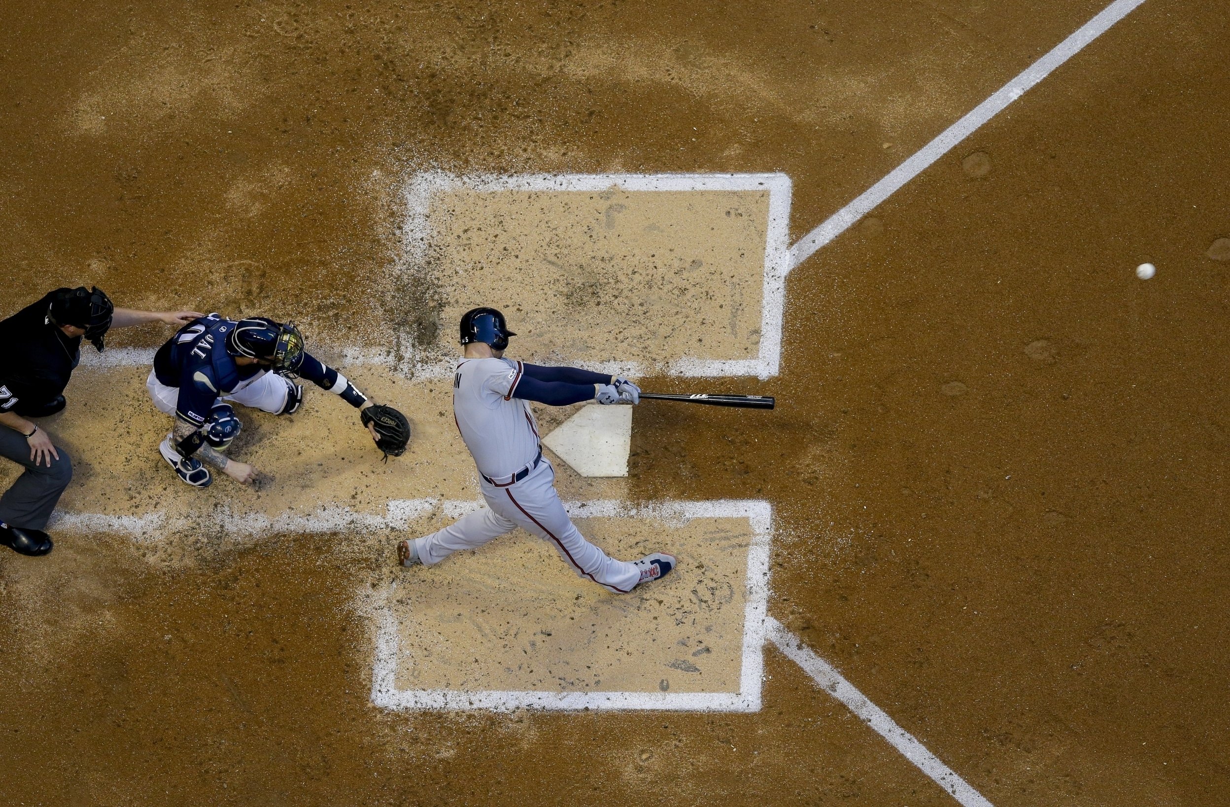 Freeman y Fried impulsan a Bravos a triunfo ante Cerveceros | AP News