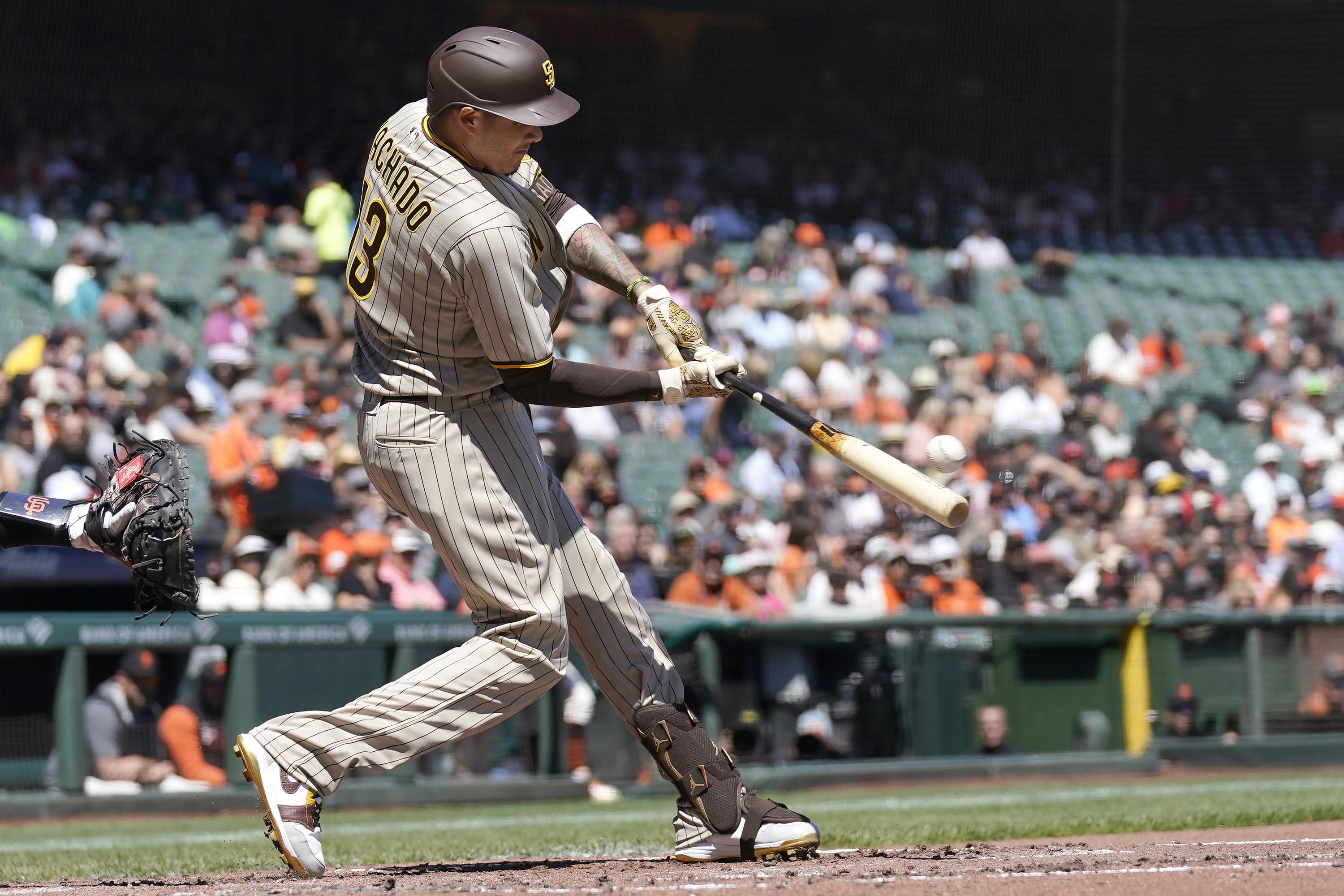 Machado produce 3; Padres barren a Gigantes | AP News