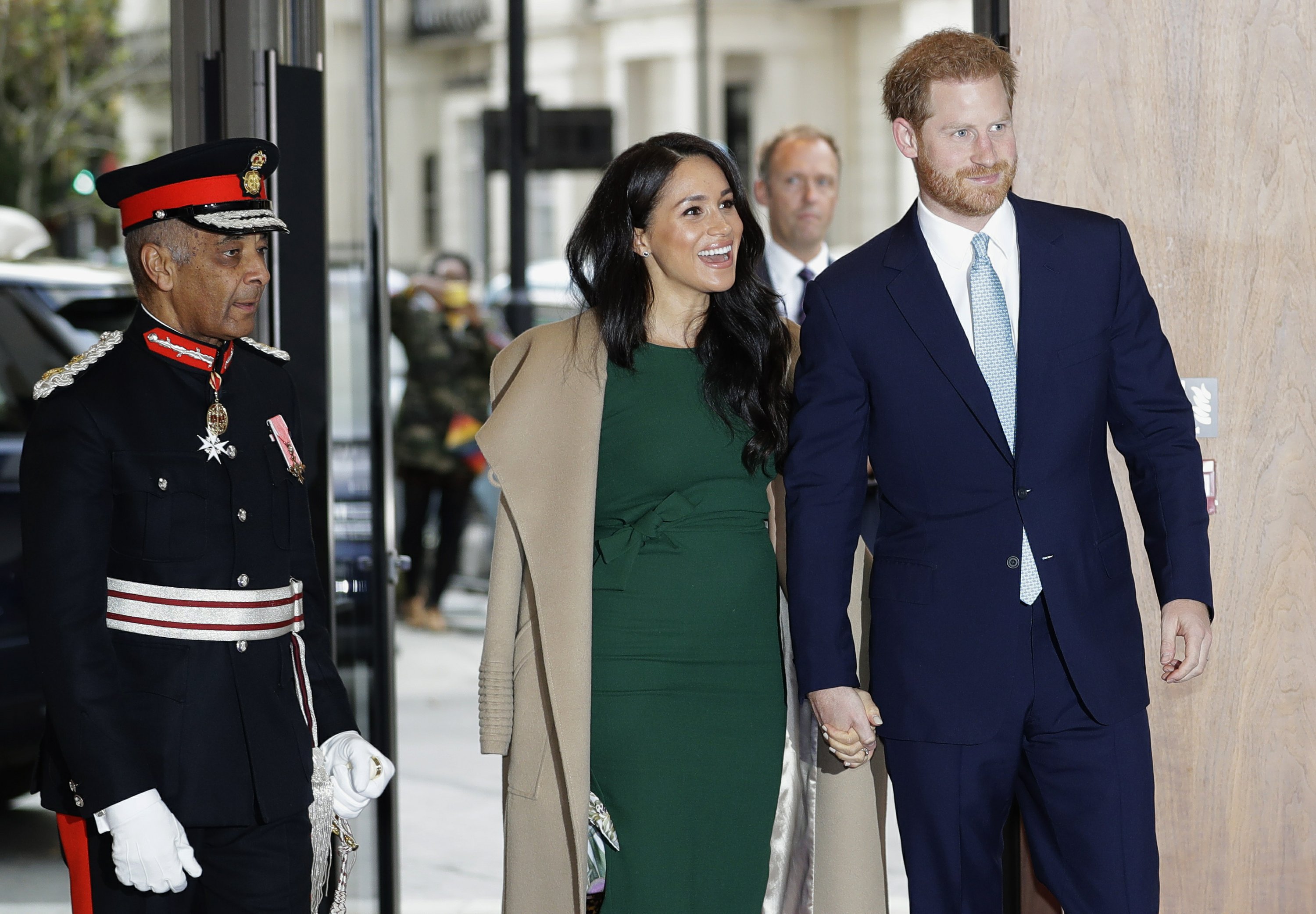 UK's Prince Harry, Meghan, son Archie in Canada for holiday | AP News