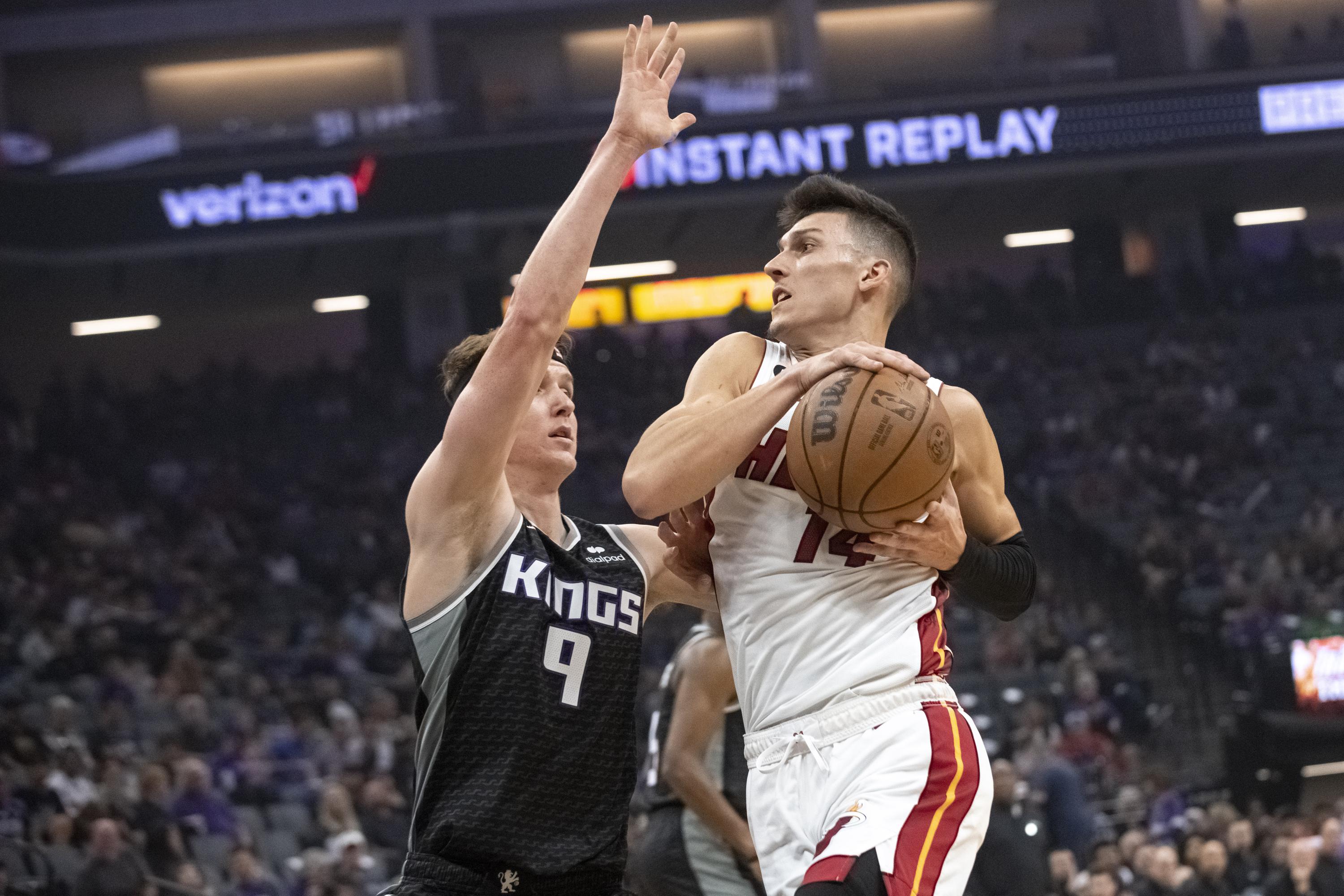 Kings outlast Heat 119-113, win first game of Mike Brown era | AP News