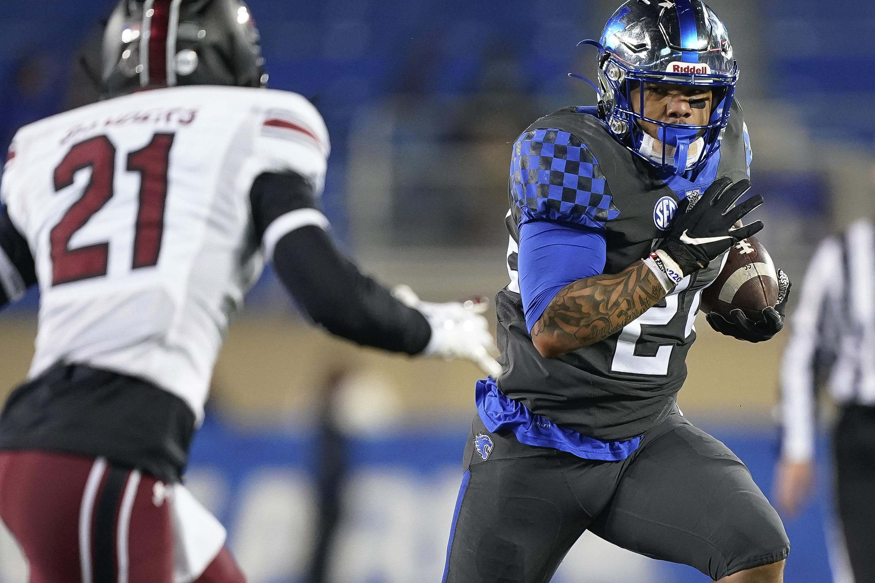 Kentucky hopes new faces, offense key return to winning ways | AP News