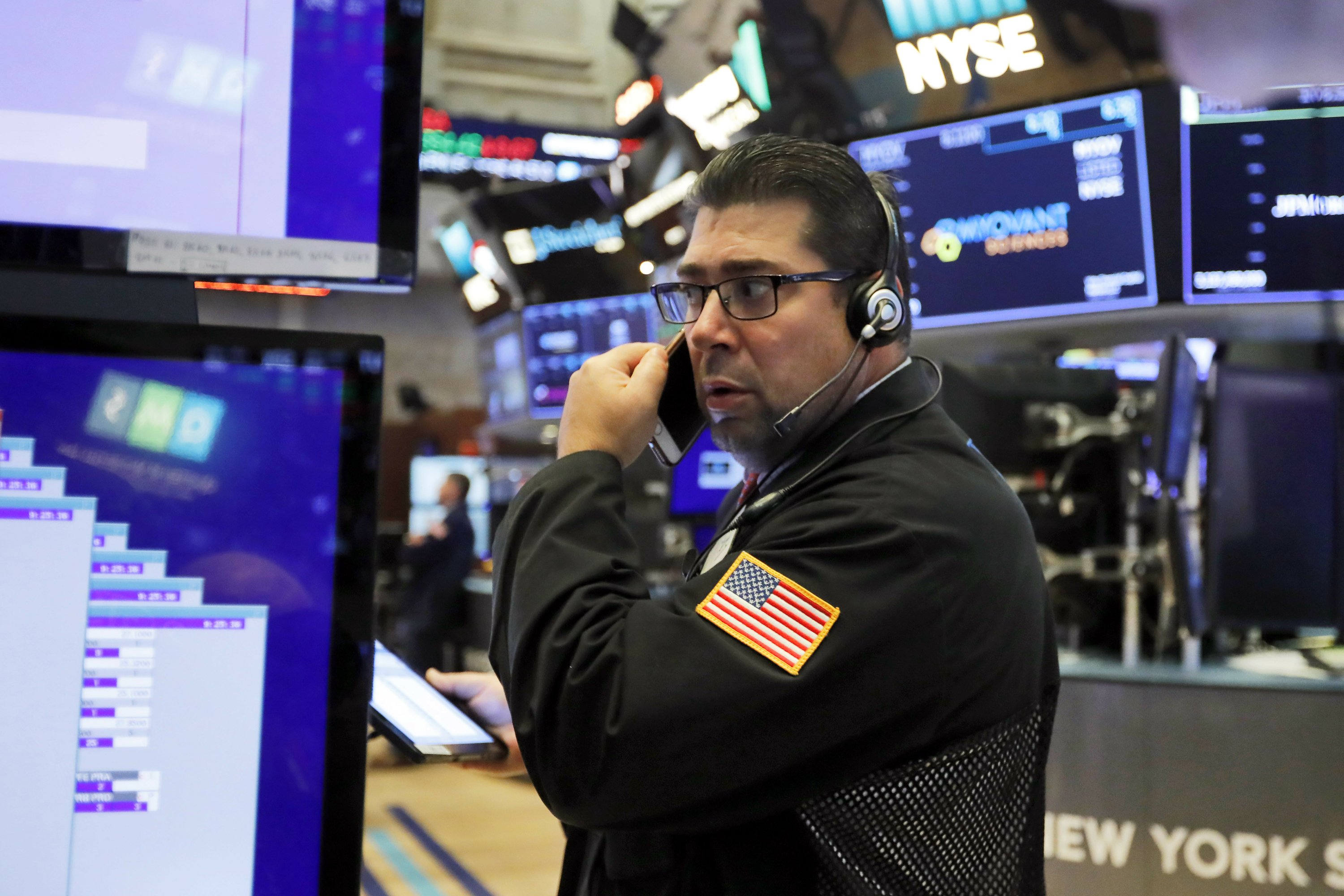 Wall Street cierra con leve alza | AP News