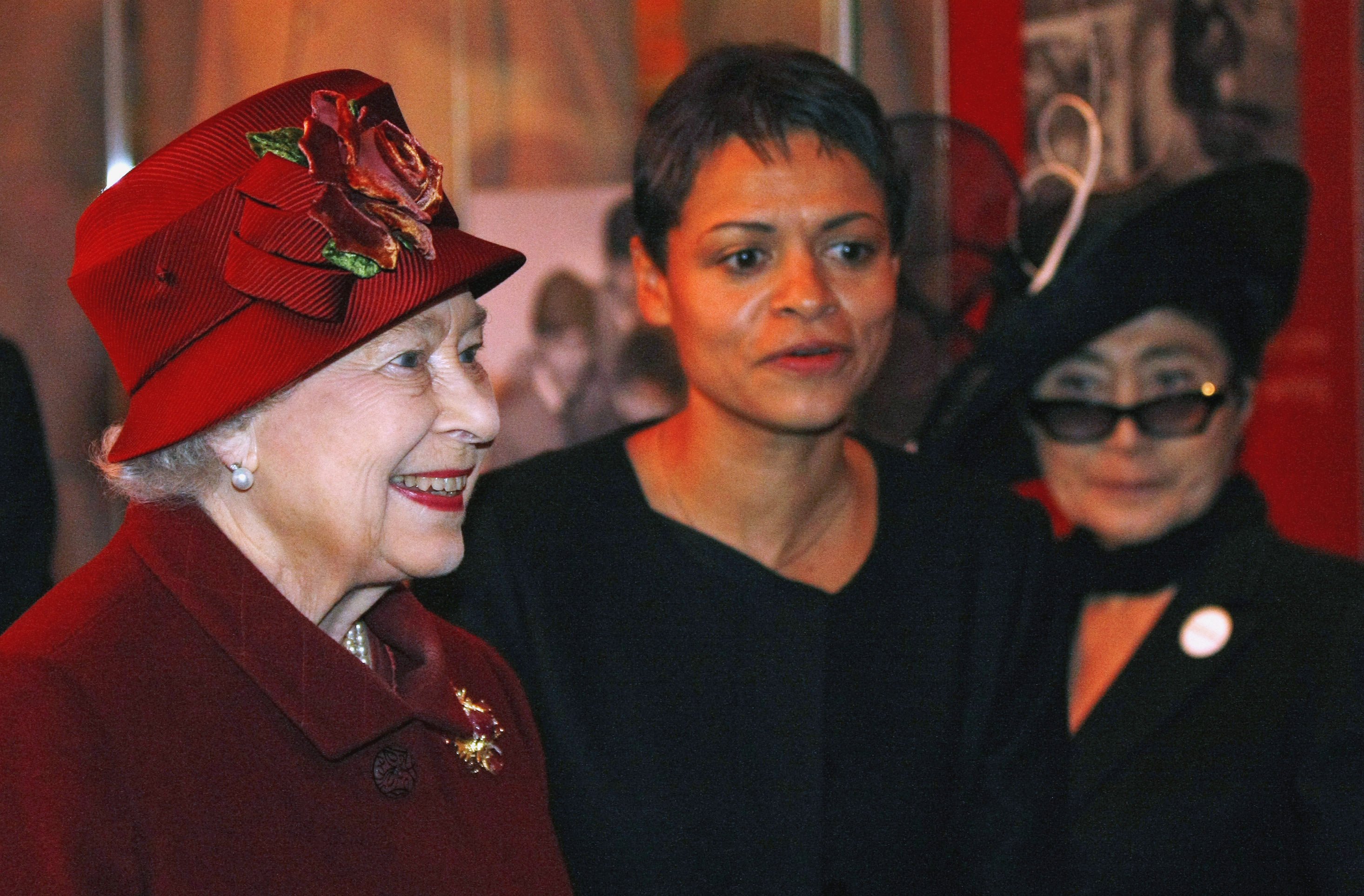 Queen Elizabeth II meets Yoko Ono in Liverpool | AP News
