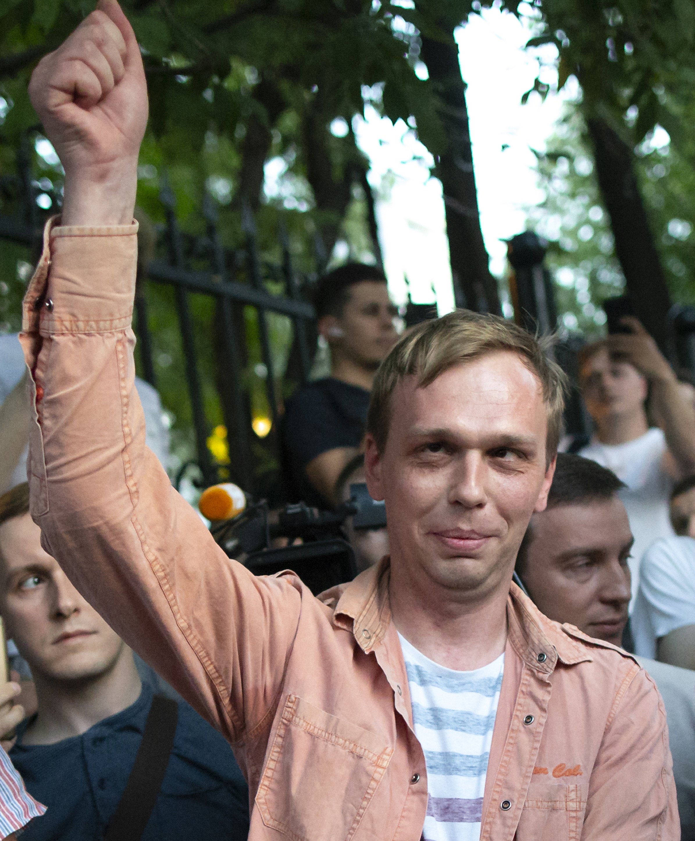 Russian journalist freed after police abruptly drop charges | AP News
