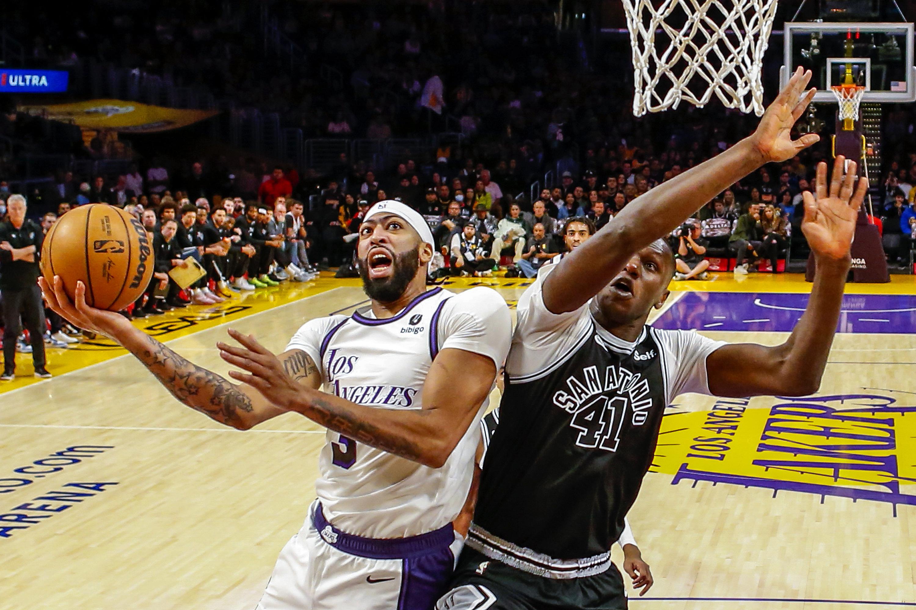 Anthony Davis leads Lakers past Spurs for 3rd straight win | AP News