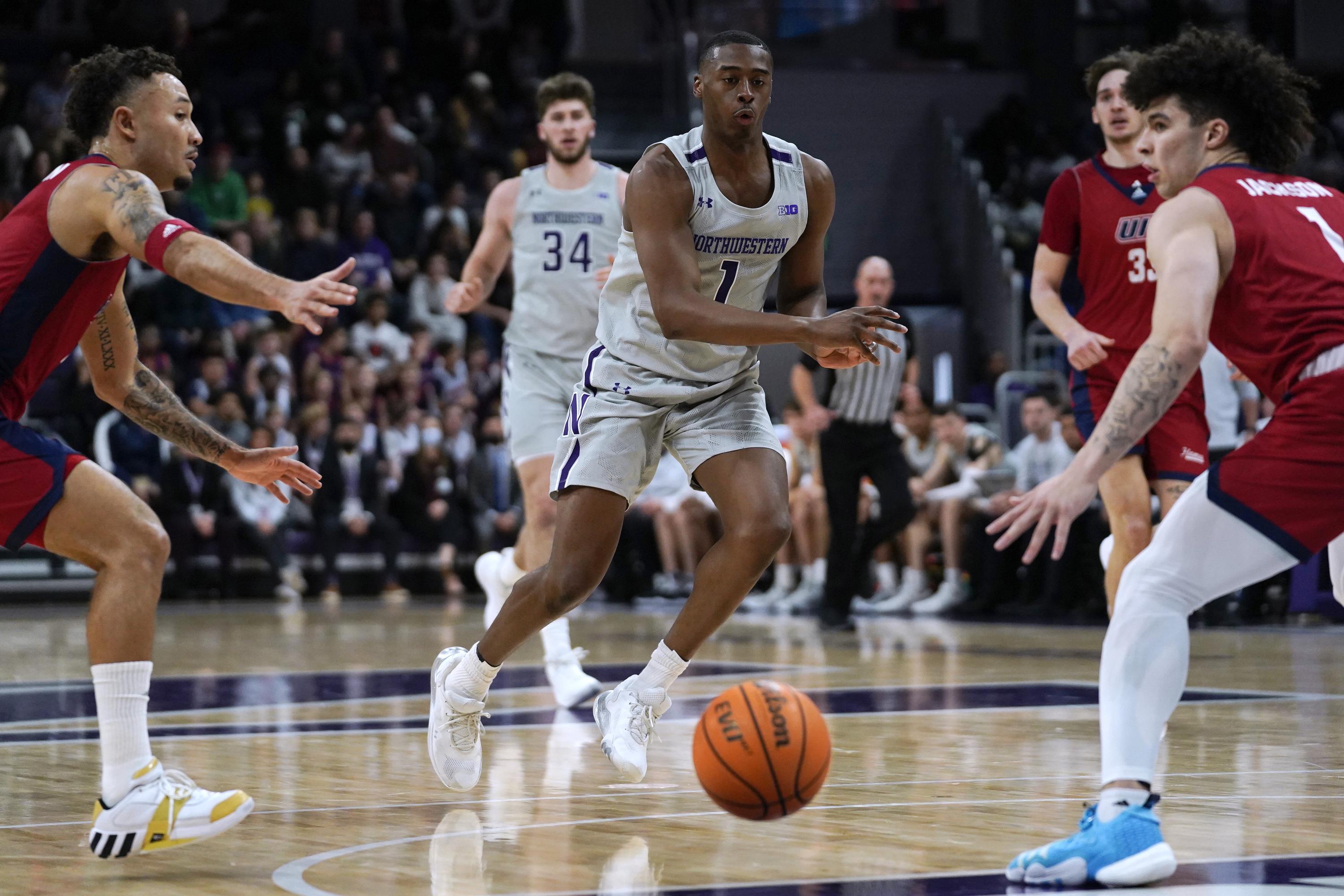 Northwestern wins by 38 again, this time smashing UIC | AP News