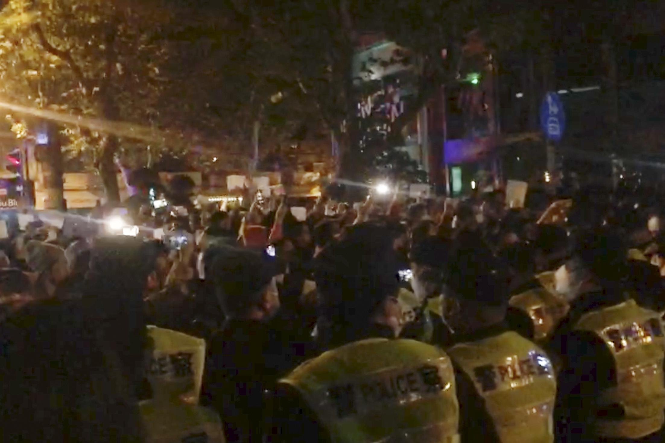 Surgen más protestas contra restricciones por COVID en China | AP News
